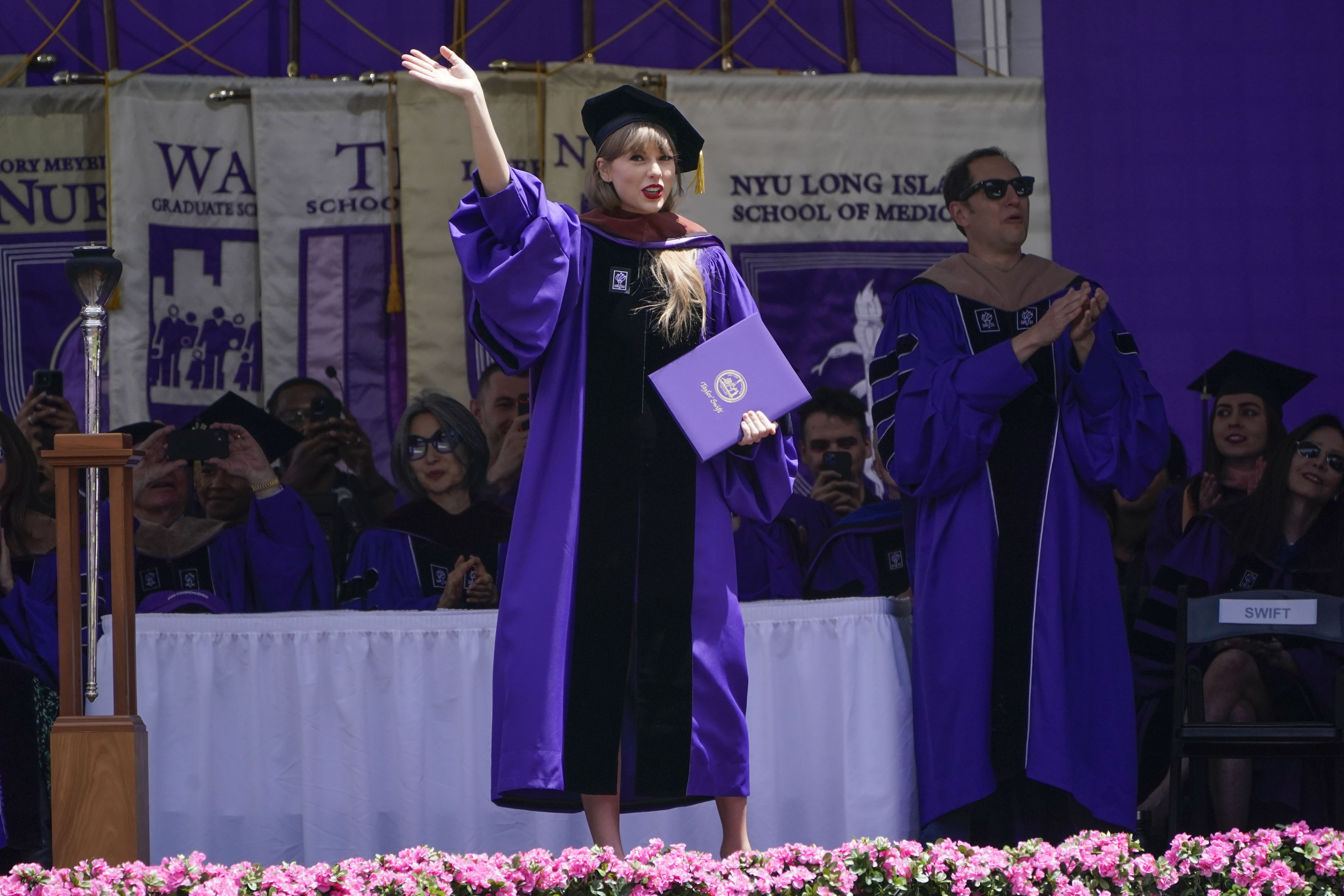 Taylor Swift at New York University's 2022 Graduation Ceremony ...