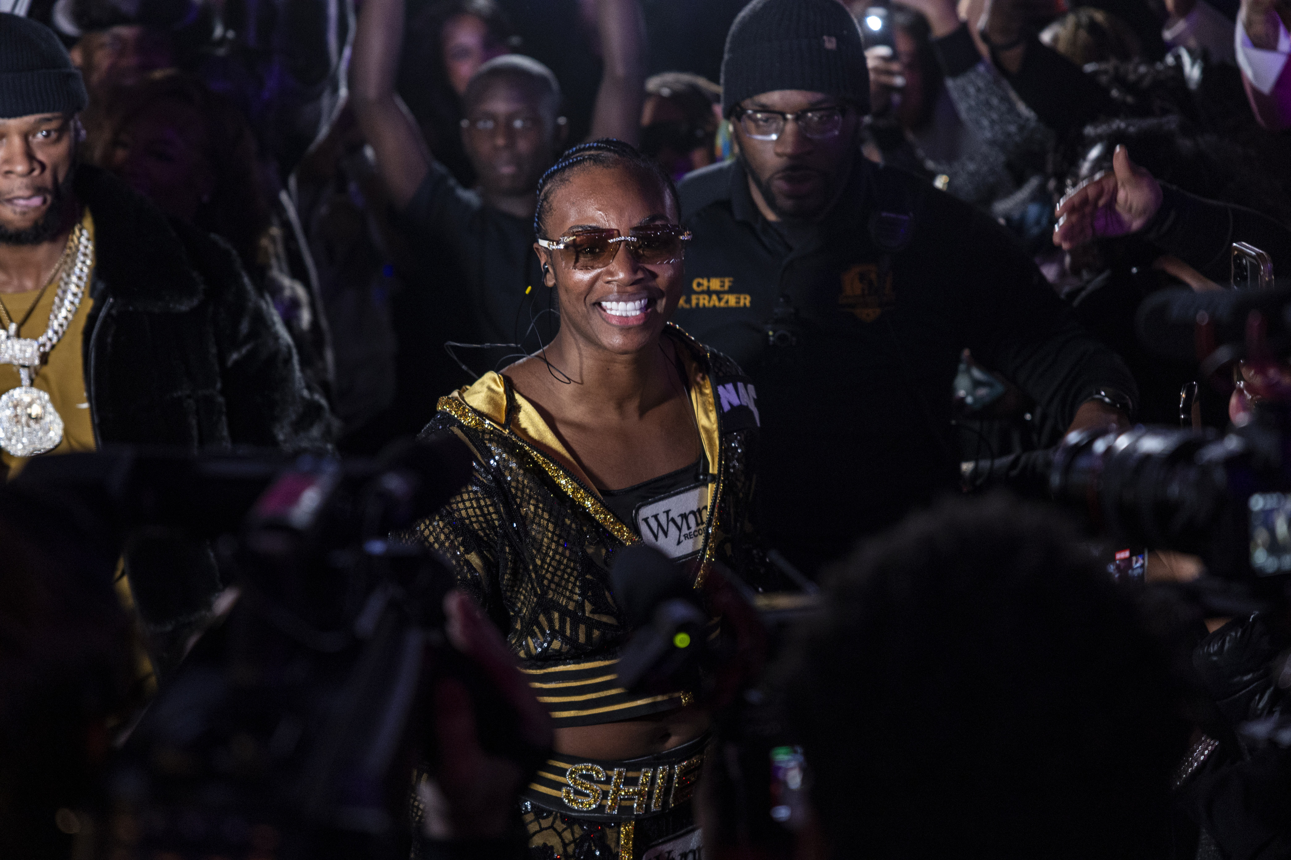 Claressa Shields drops Perkins, becomes undisputed heavyweight champ ...