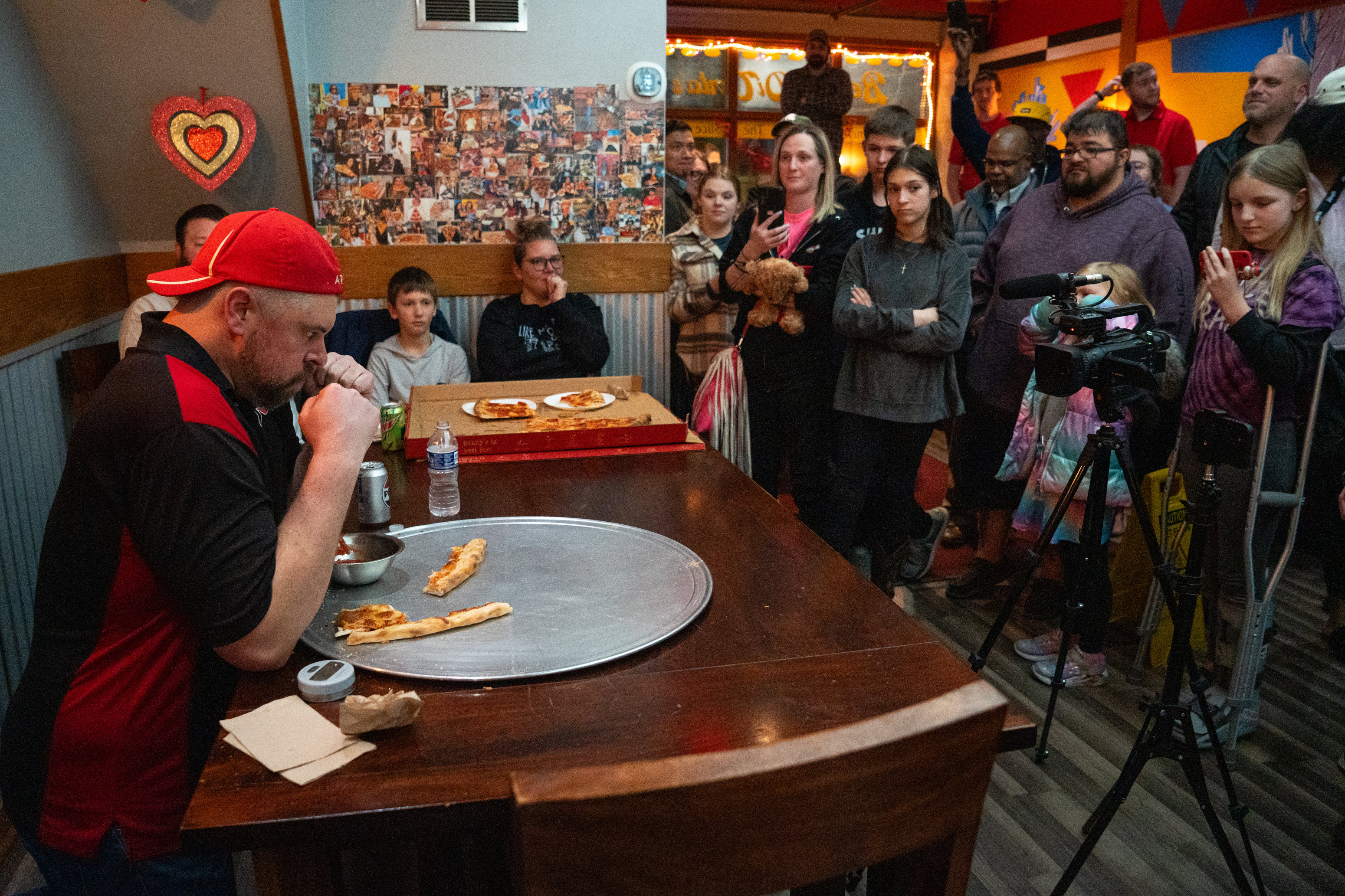 YouTube sensation Randy Santel takes on a 28 inch pizza alone at Benny ...