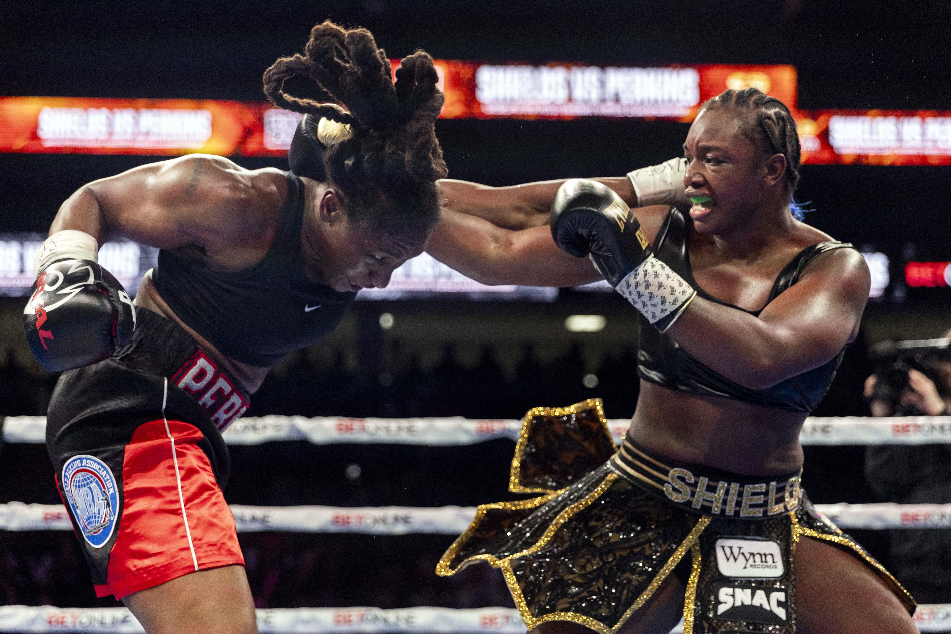 Claressa Shields drops Perkins, becomes undisputed heavyweight champ ...