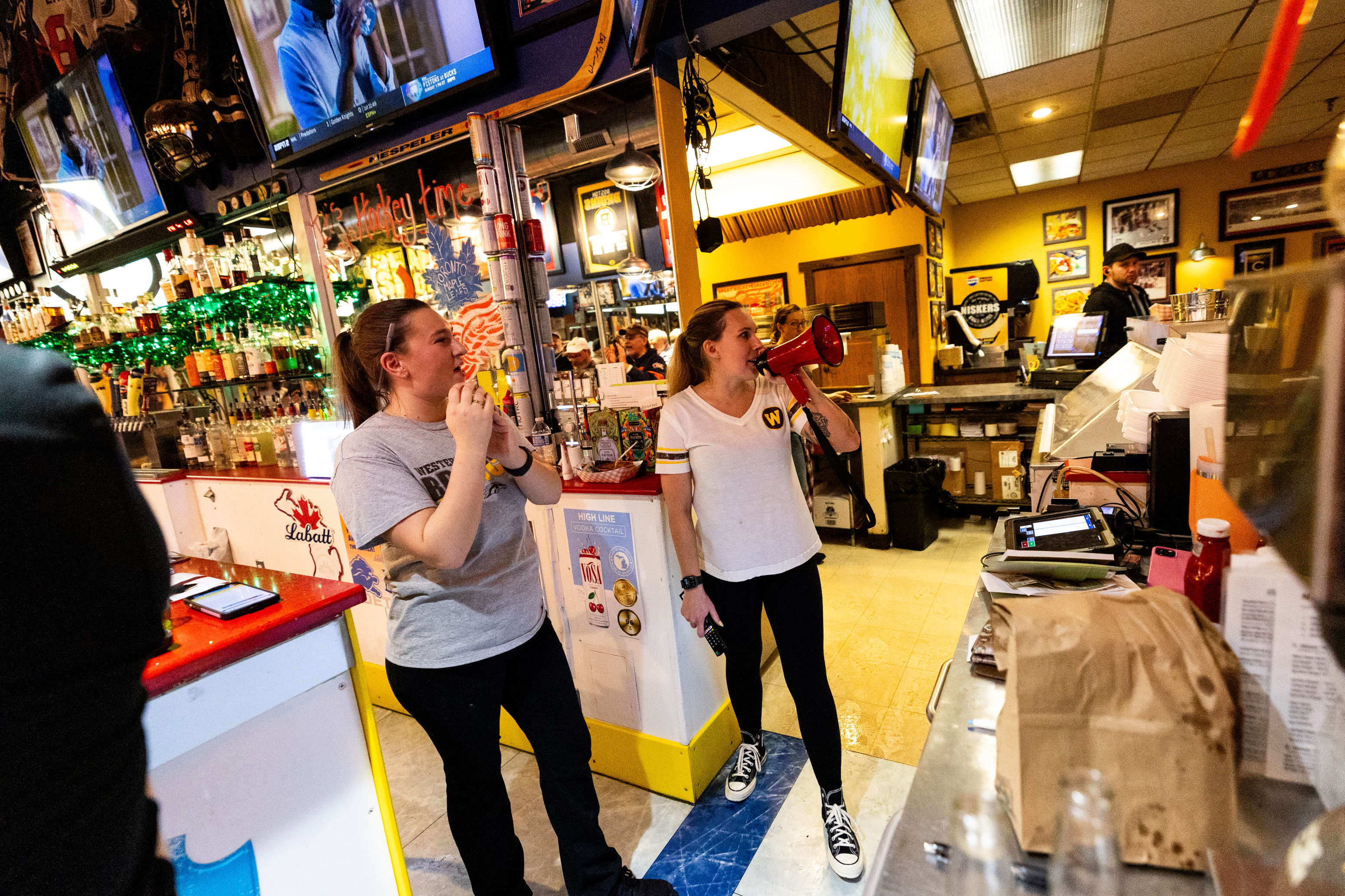 Western Michigan fans watch national championship at only hockey bar in ...