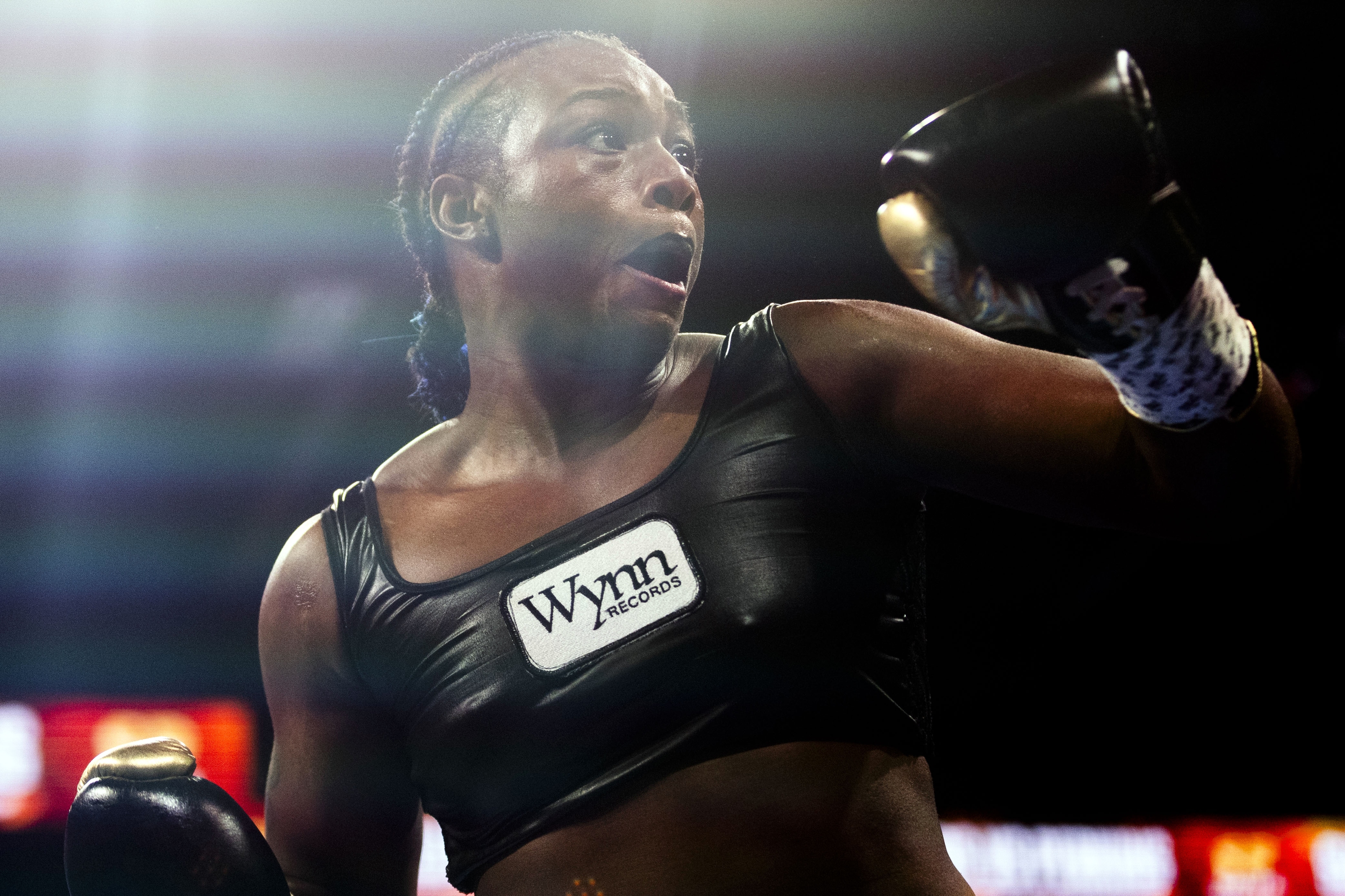 Claressa Shields drops Perkins, becomes undisputed heavyweight champ ...