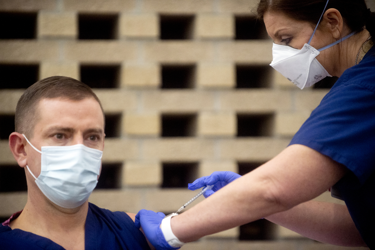 First five frontline workers receive COVID-19 vaccine in Flint - mlive.com