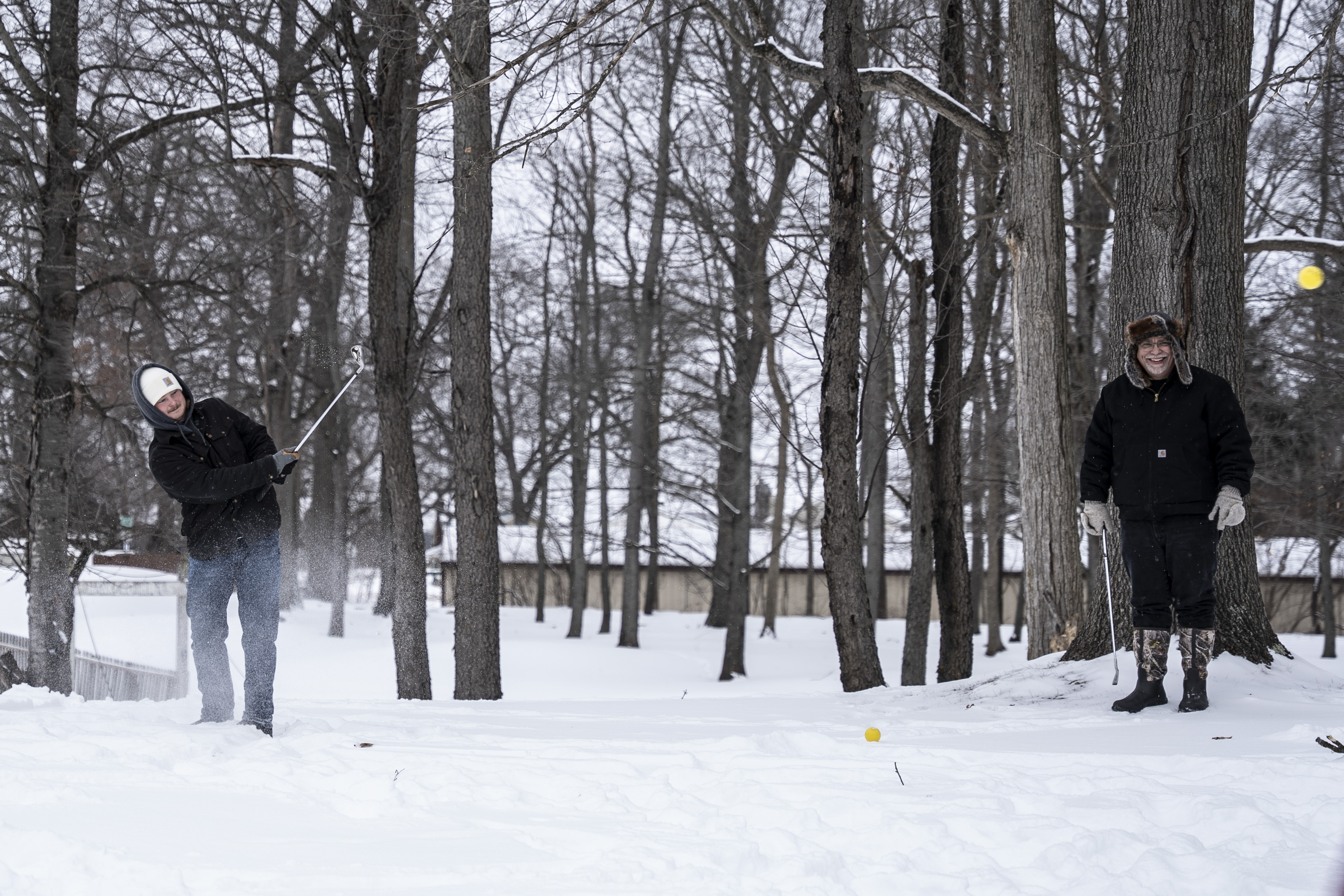 Golfers play through the snow at the annual Kiwanis Chili Golf Classic ...