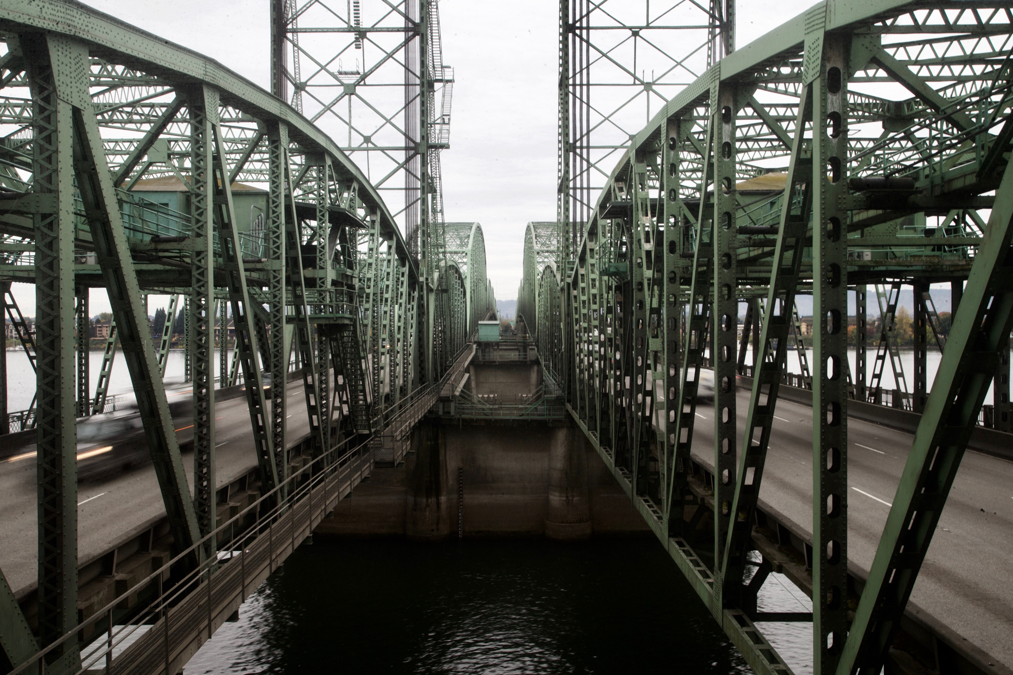 An up-close look at the aging 100-year-old Interstate 5 bridge ...