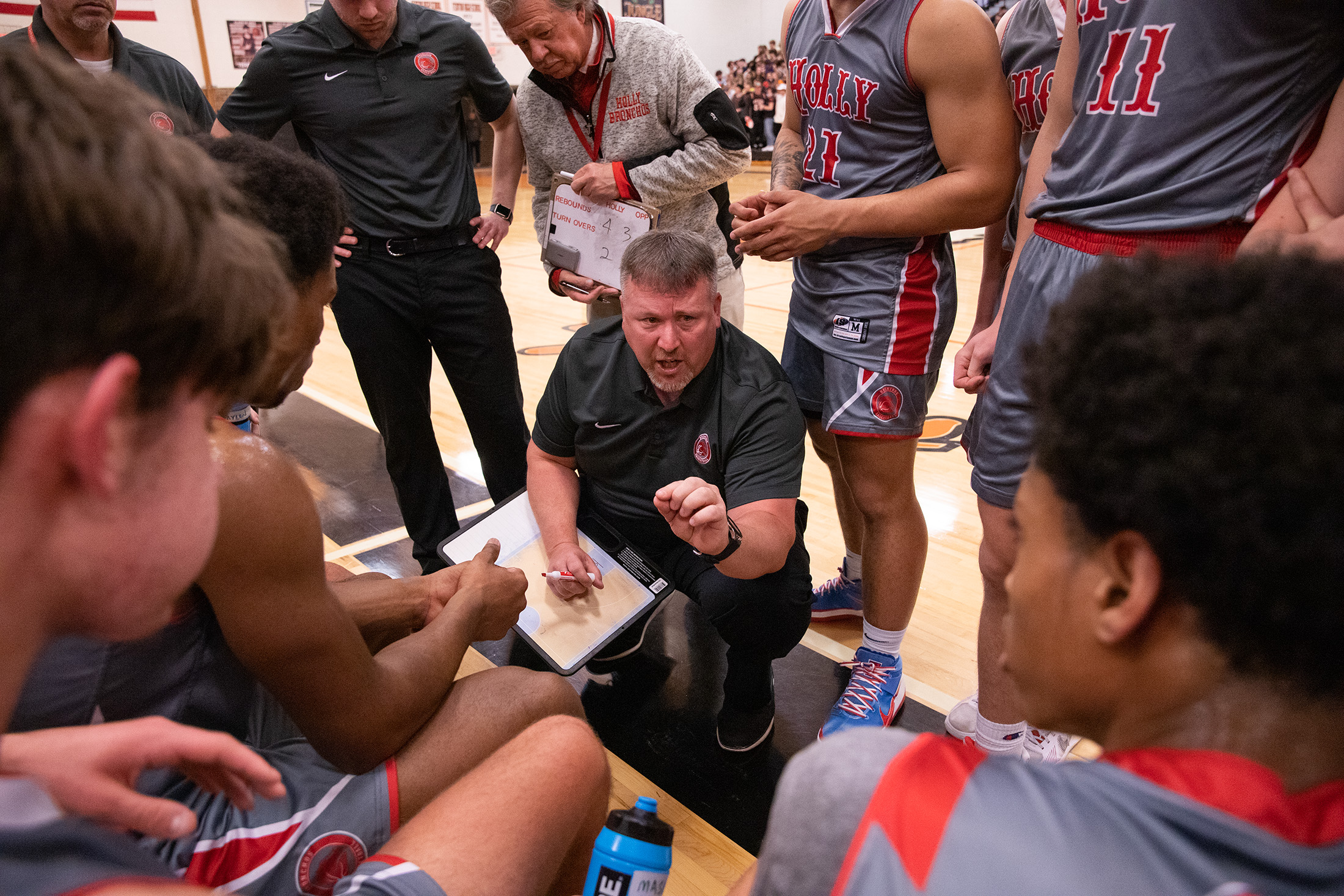 Holly defeats Fenton in Boys Basketball Metro League Championship ...