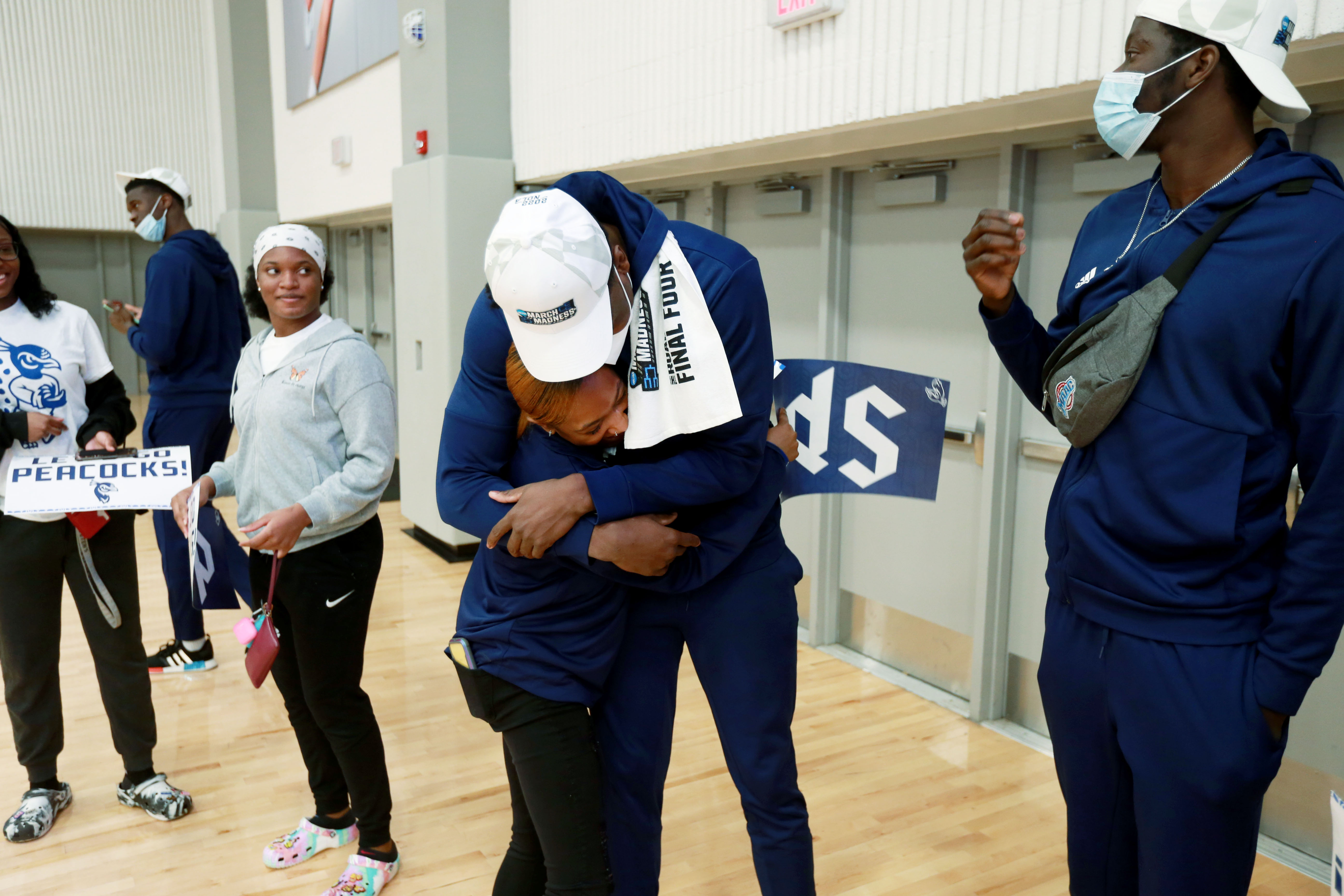 St. Peter’s University basketball returns home to a rally - nj.com