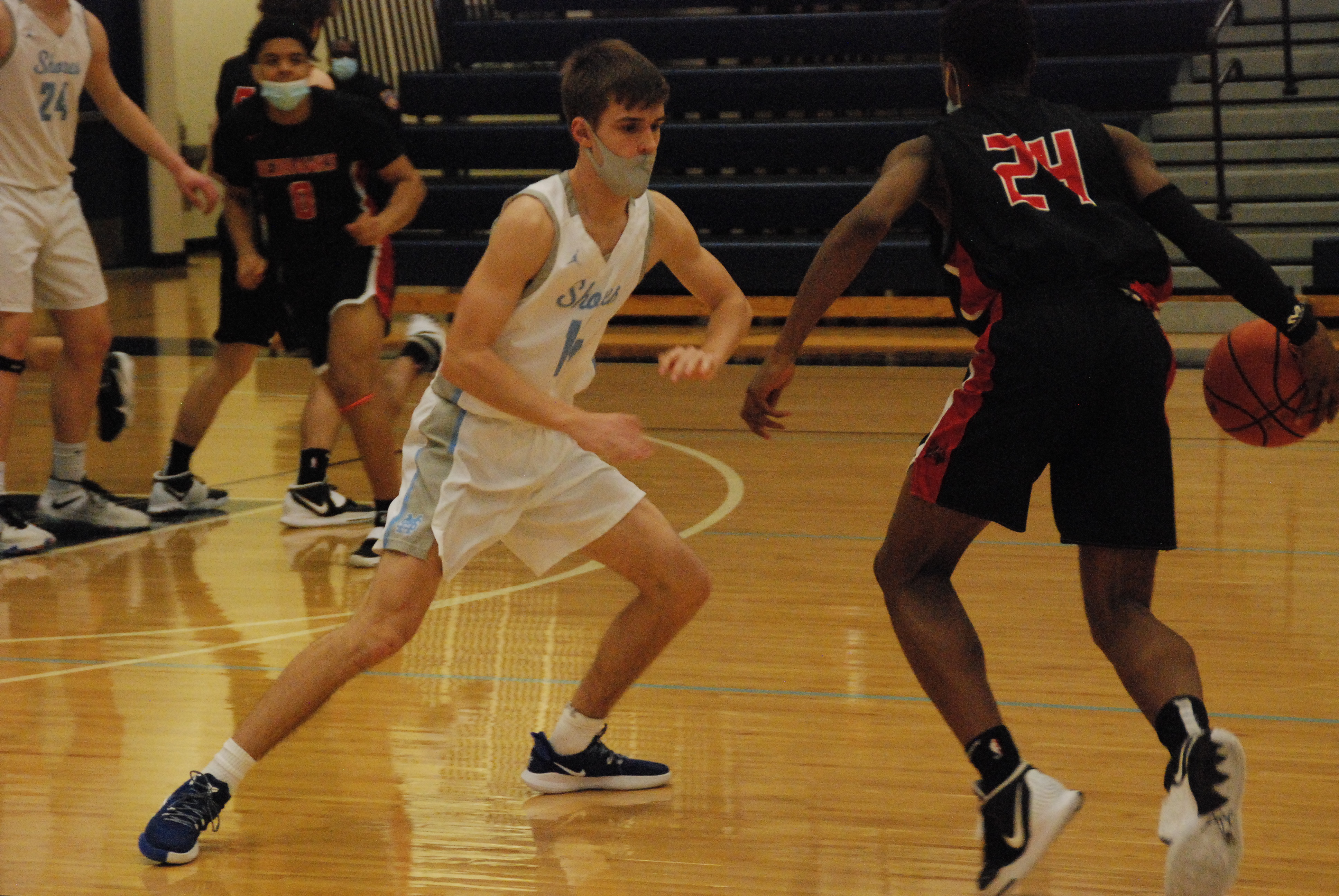 Brad Kurth guides Mona Shores' boys basketball team to 64-41 victory ...