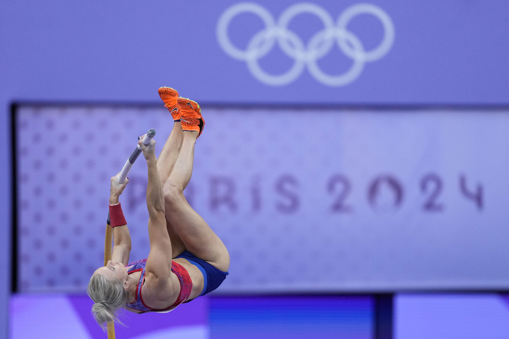 Katie Moon in the pole vault final at Paris Olympics 2024 - cleveland.com