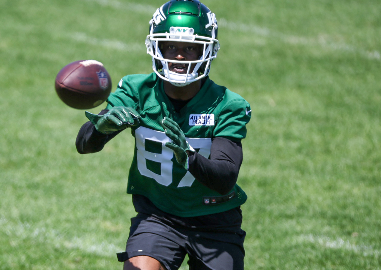 Quarterback Aaron Rodgers practices at New York Jets OTAs - nj.com