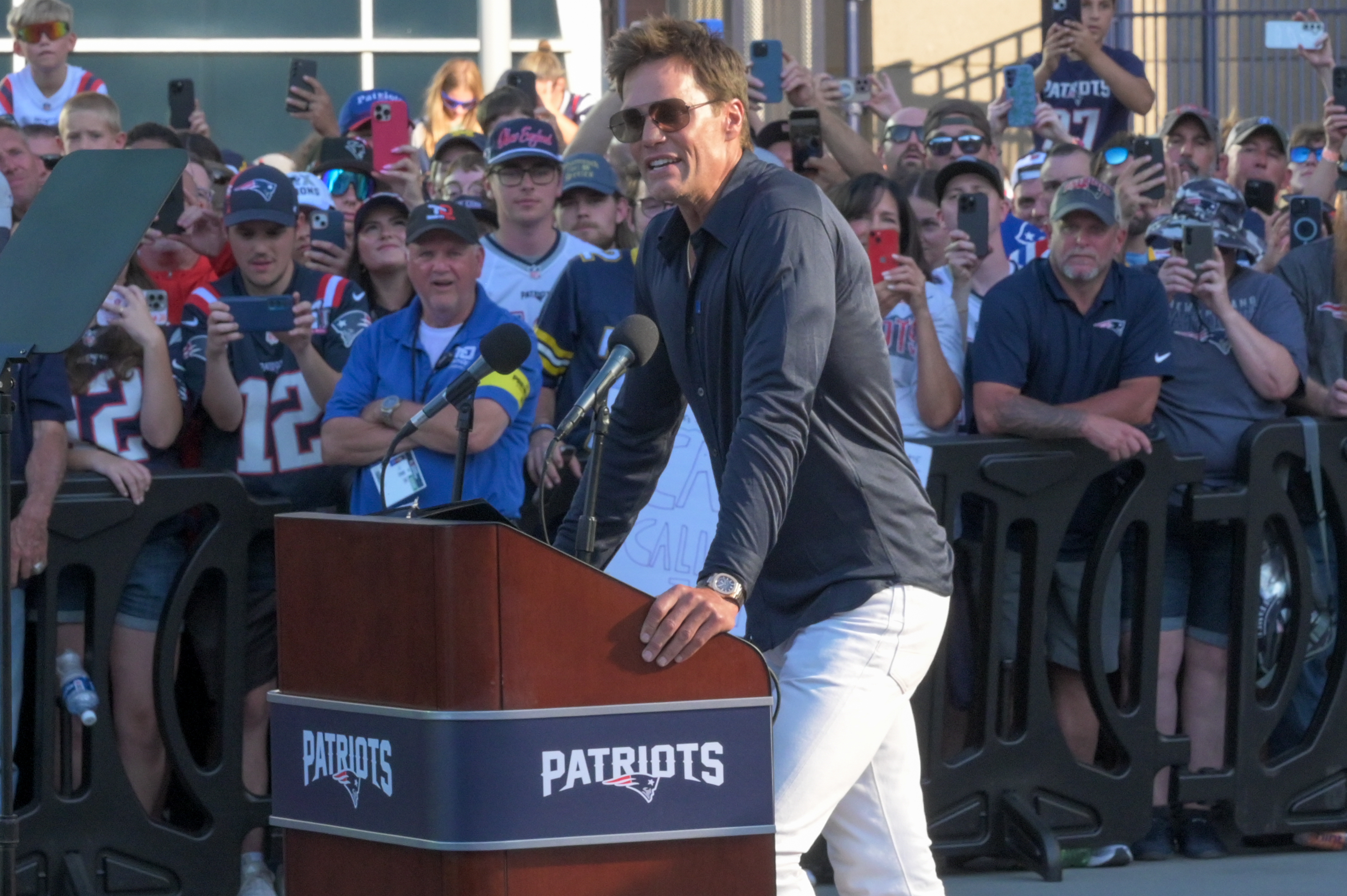 Tom Brady statue unveiled at Gillette Stadium - masslive.com