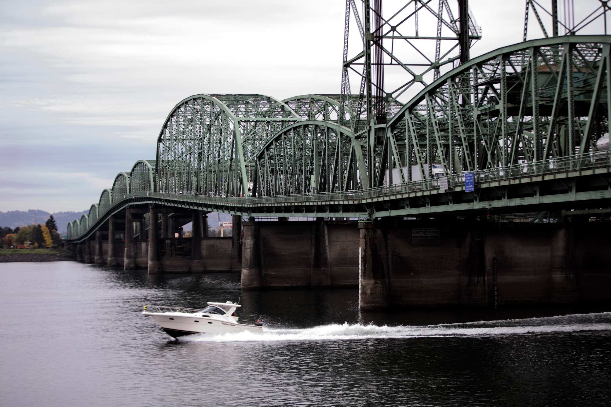 An up-close look at the aging 100-year-old Interstate 5 bridge ...