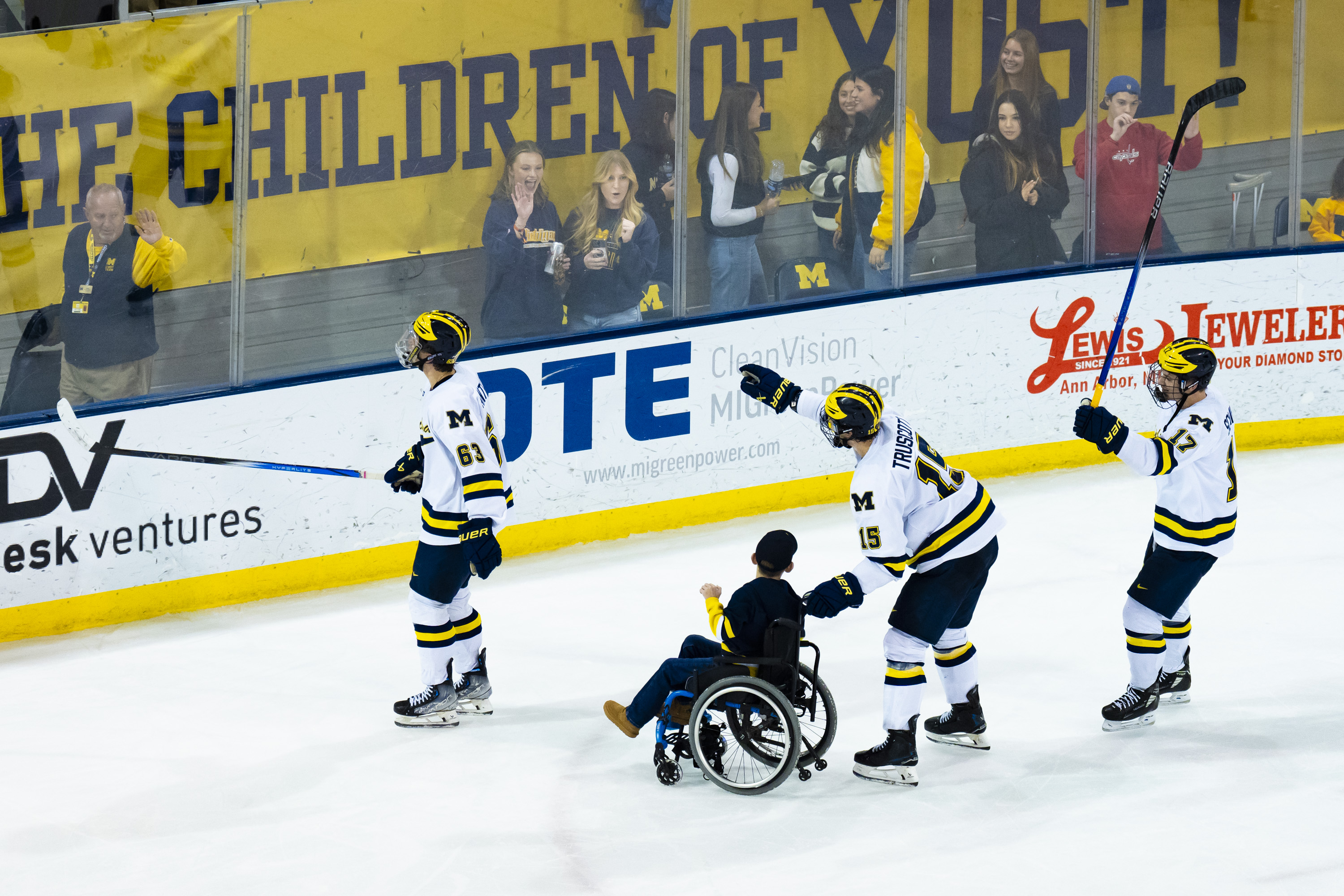 Michigan vs Wisconsin men's ice hockey game two - mlive.com