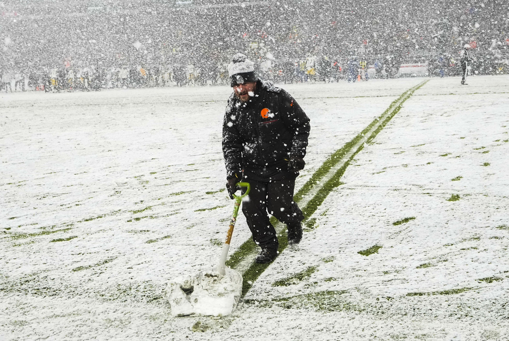 Blizzard conditions for the Browns and Steelers in a Thursday Night ...
