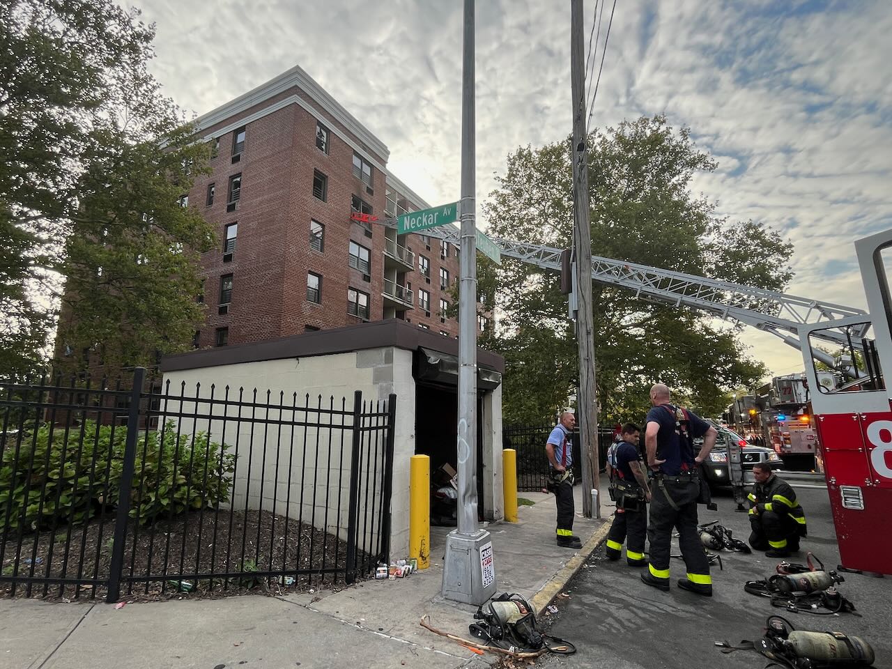 FDNY responds to fire at apartment building on Staten Island - silive.com