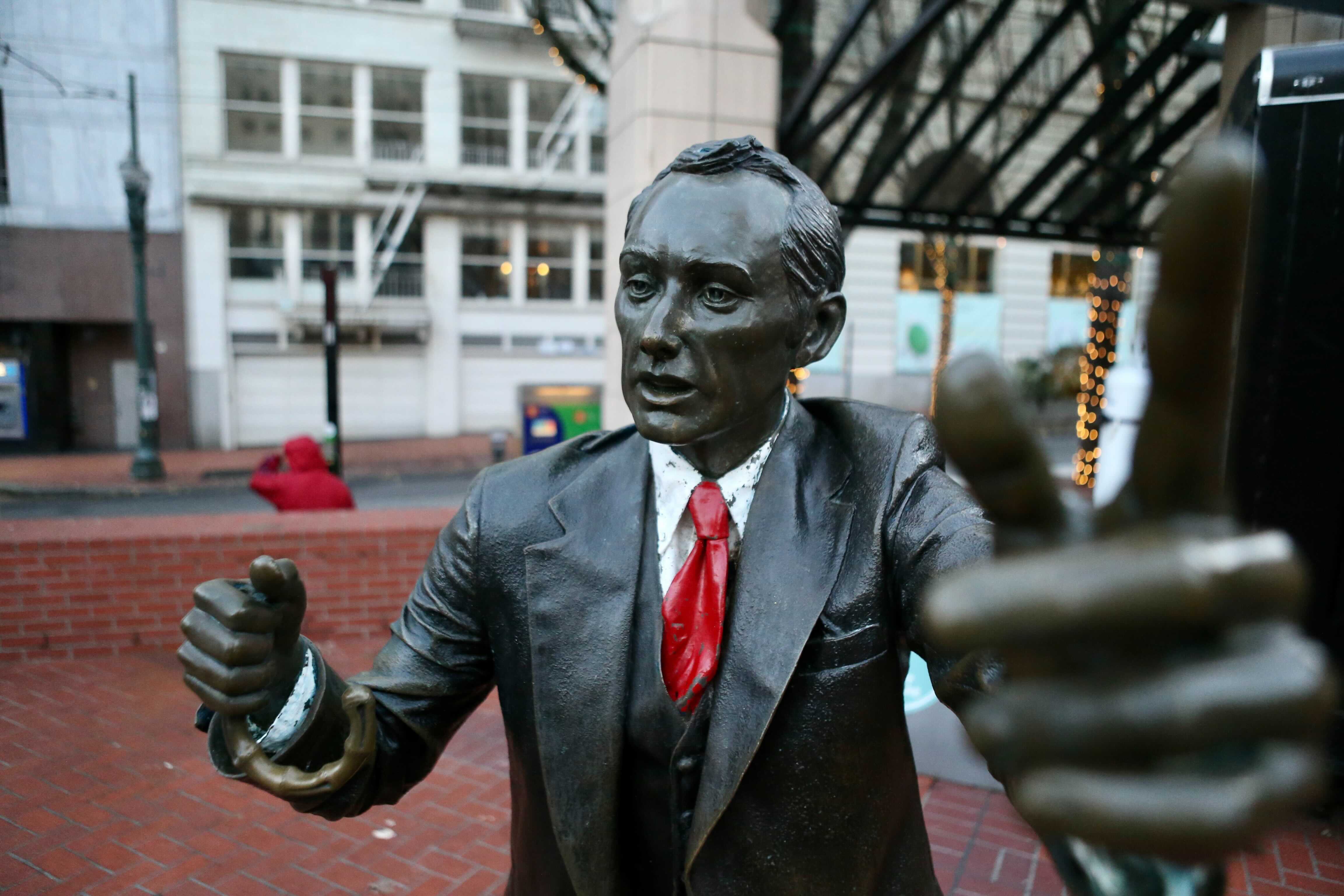As rainy season sets in, Portland’s ‘Umbrella Man’ statue is without ...
