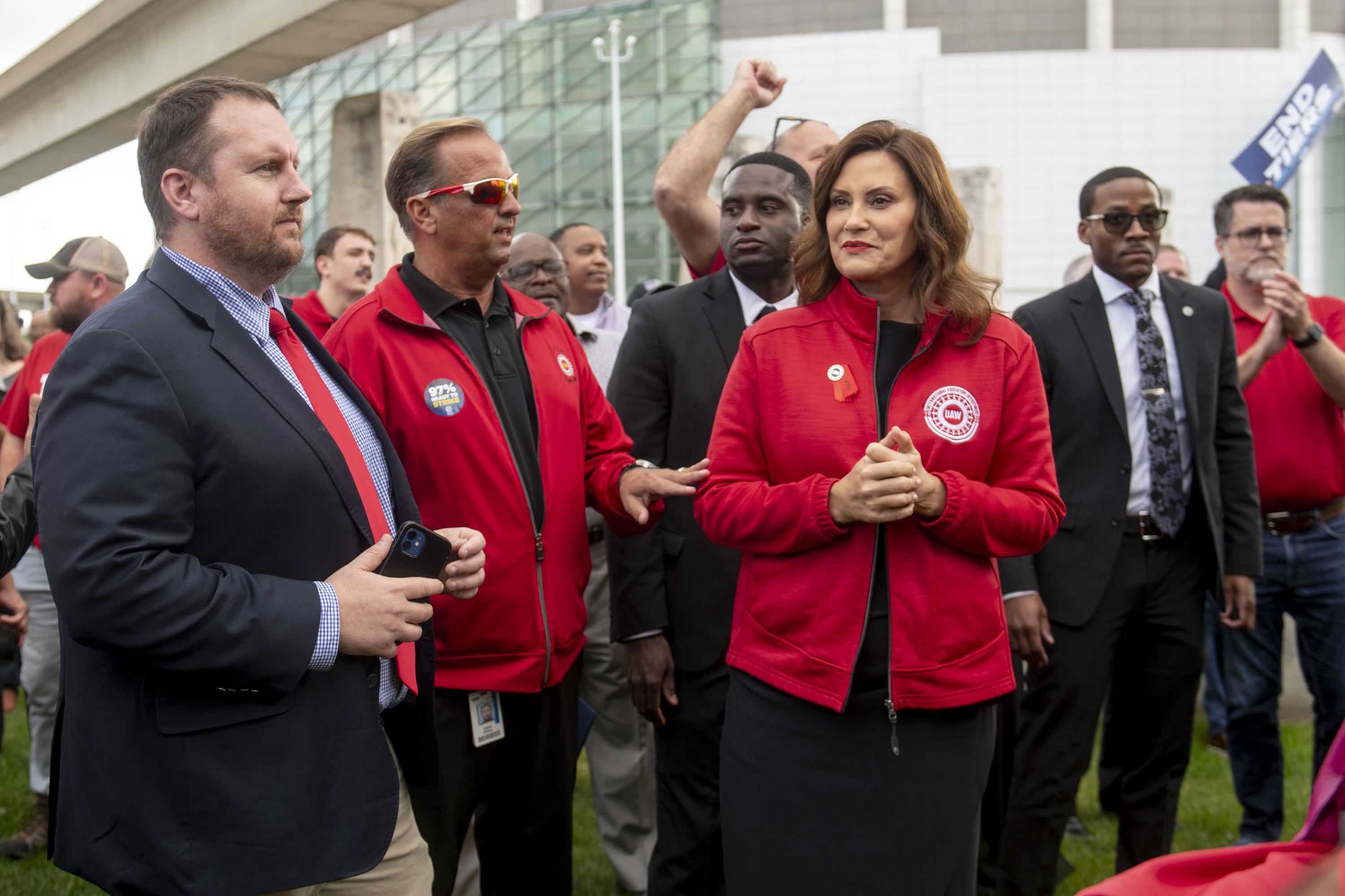 Gov. Whitmer, Bernie Sanders speak in support of UAW at downtown ...