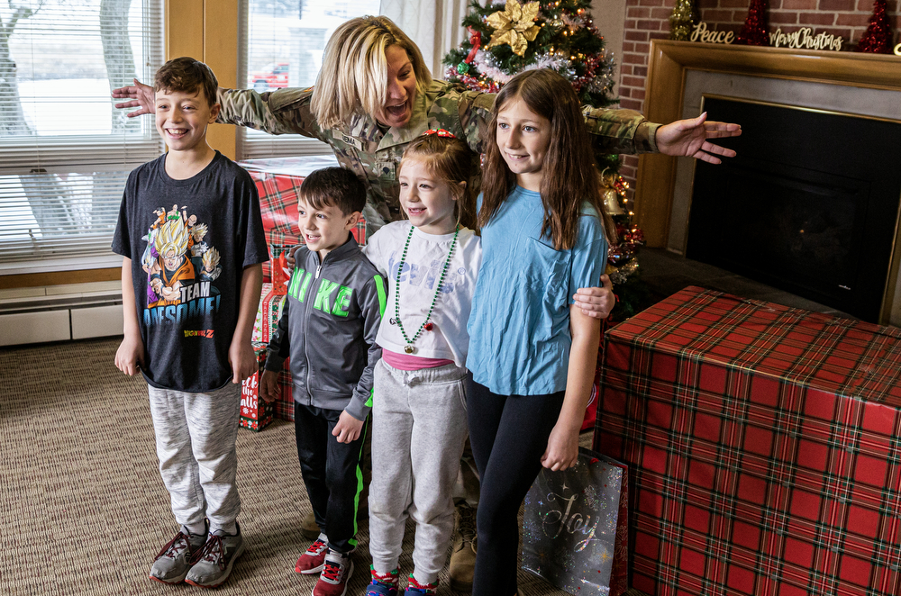 Army mom returns early from deployment surprising kids at school ...