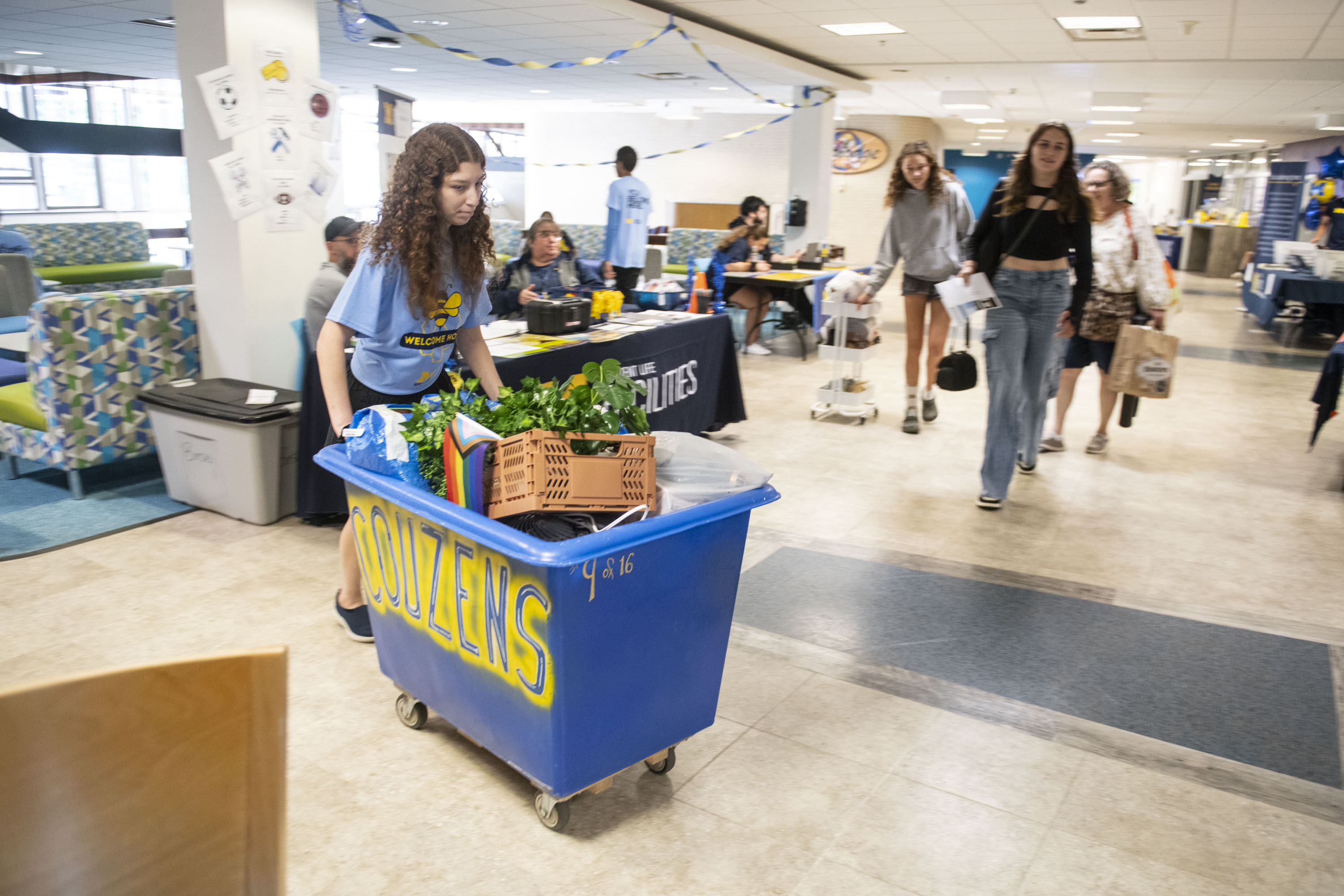 UM Move in Day 2023 - Students move in to Bursley Hall on North Campus ...