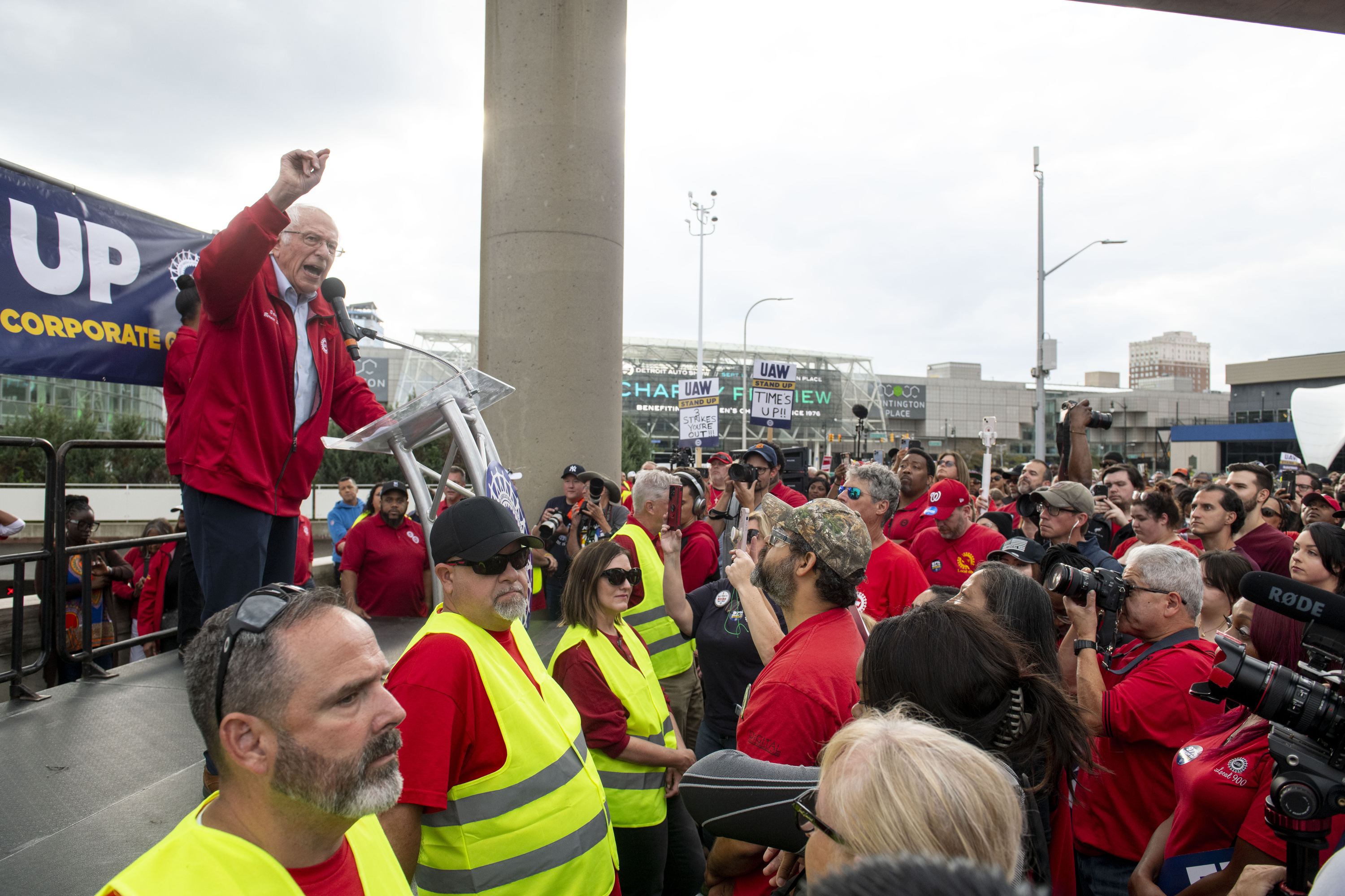 Gov. Whitmer, Bernie Sanders speak in support of UAW at downtown ...