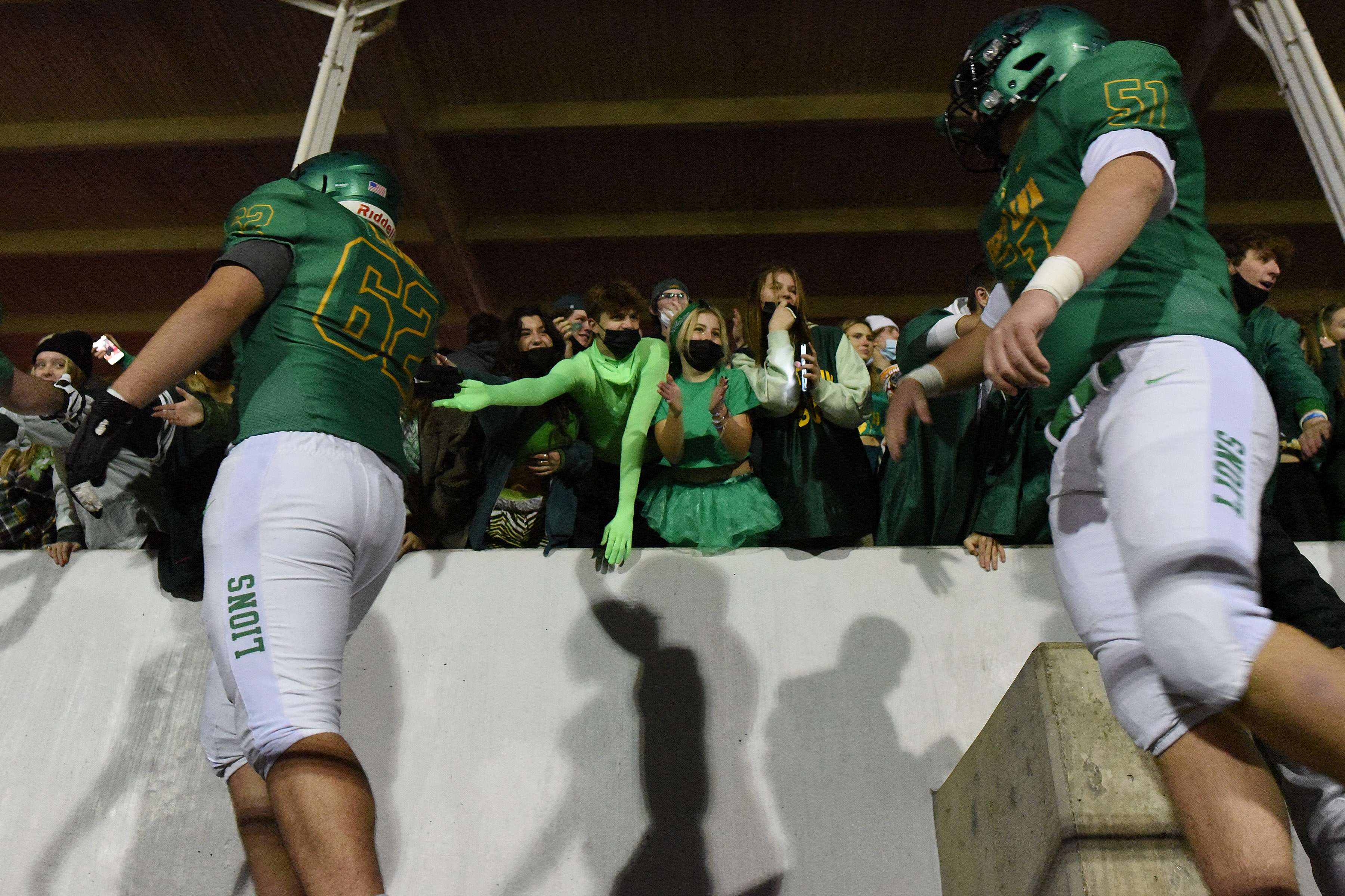 Lakeridge vs. West Linn in Oregon Class 6A football quarterfinals ...