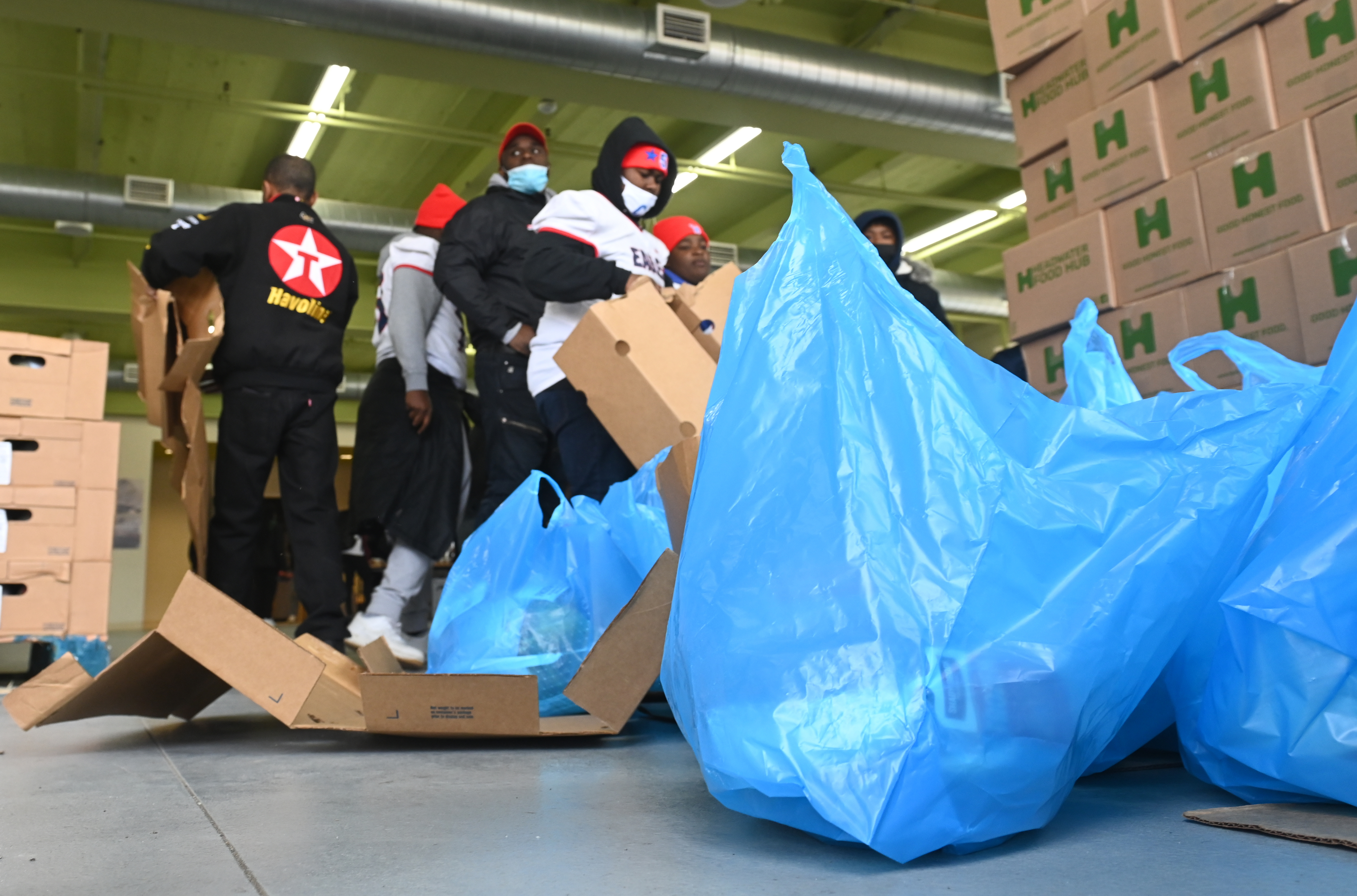 ITC High School football players help with turkey give-a-way - syracuse.com