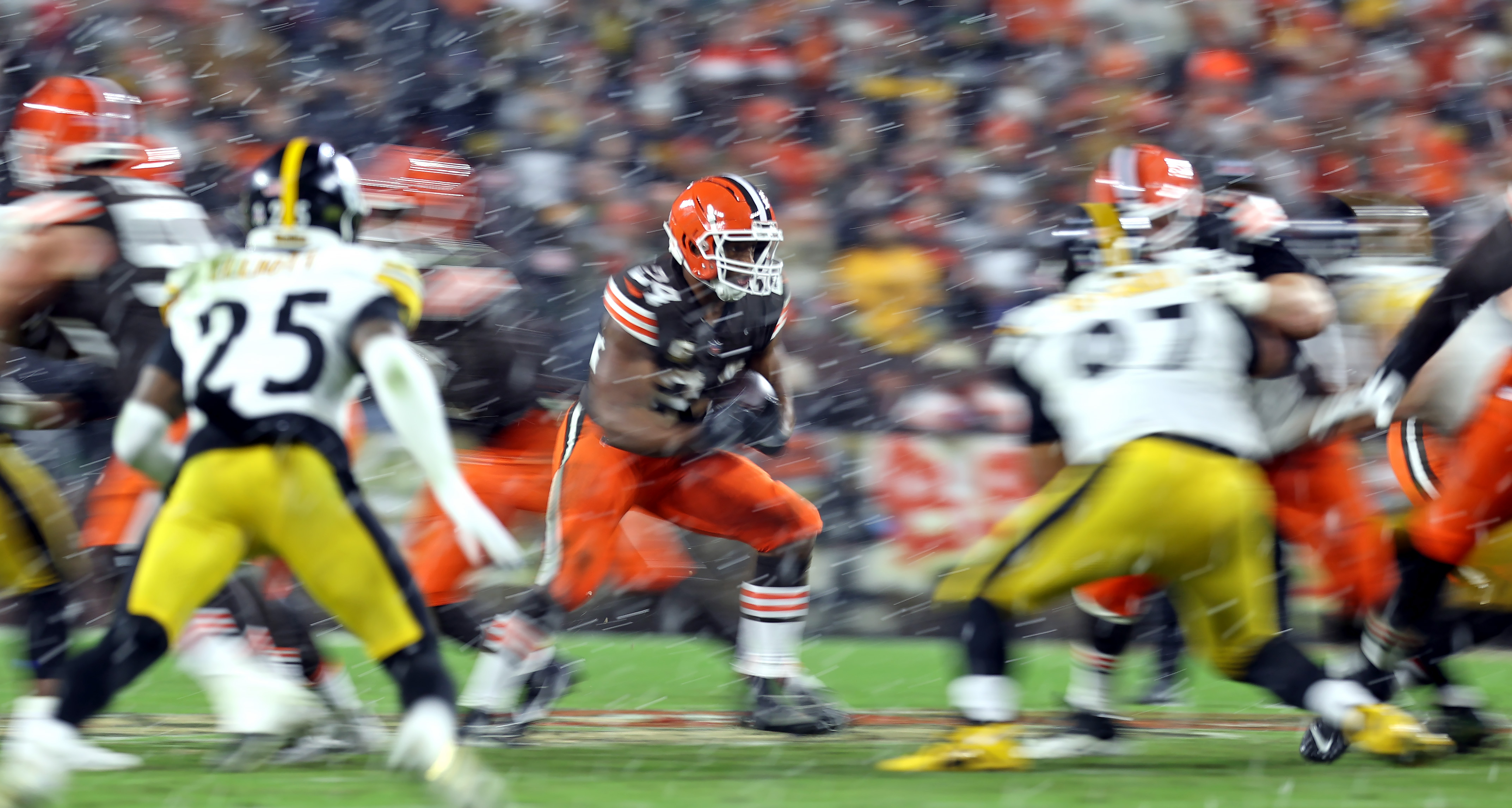 Cleveland Browns running back Nick Chubb vs. the Pittsburgh Steelers ...