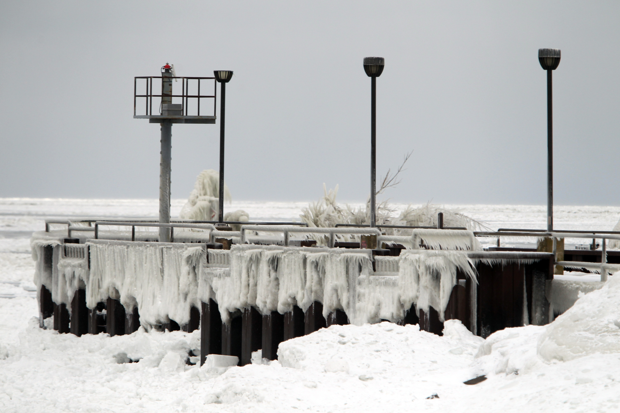 Ice and snow along Lake Erie - cleveland.com
