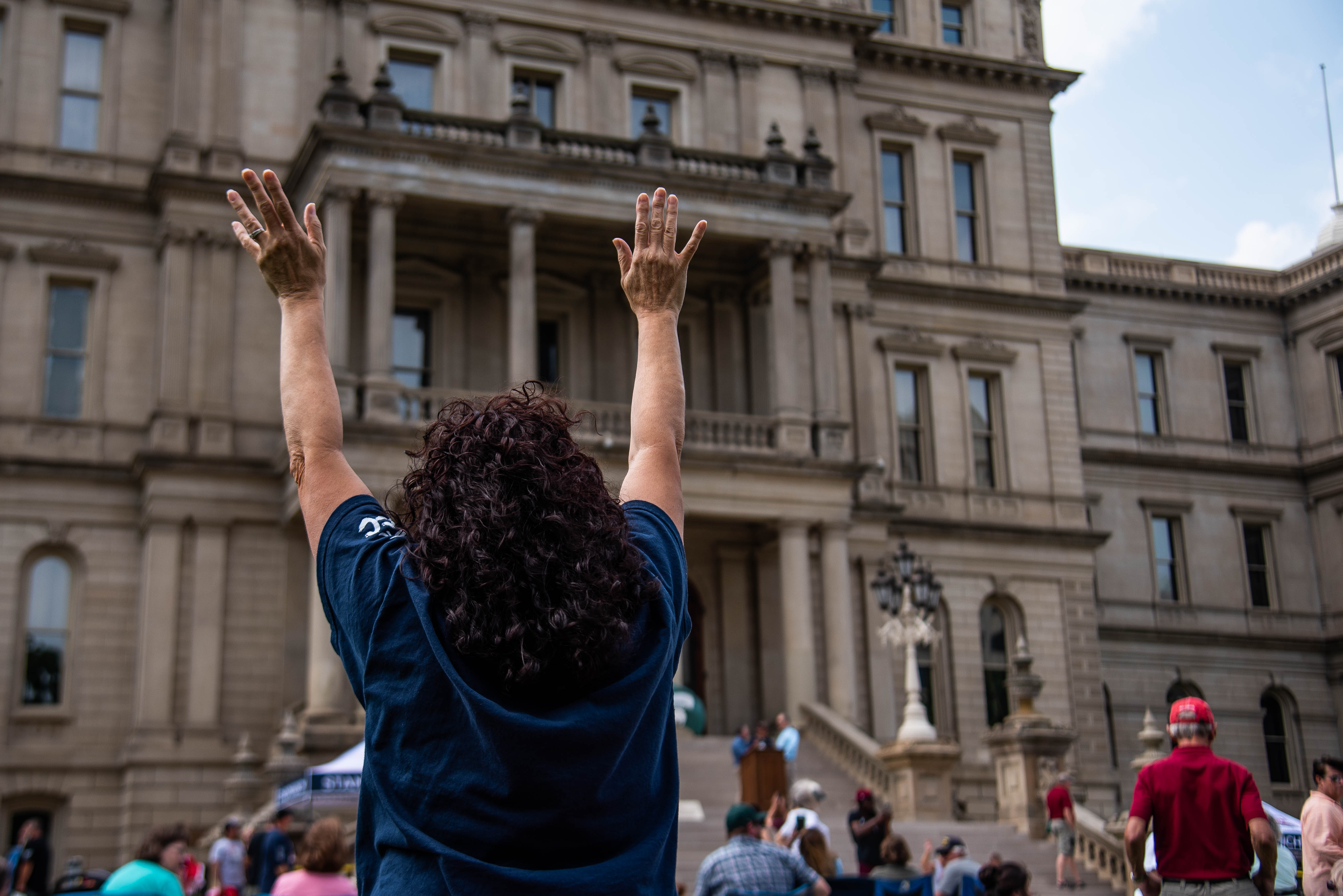 Hundreds gather outside Michigan Capitol for anti-vaccine mandate rally ...