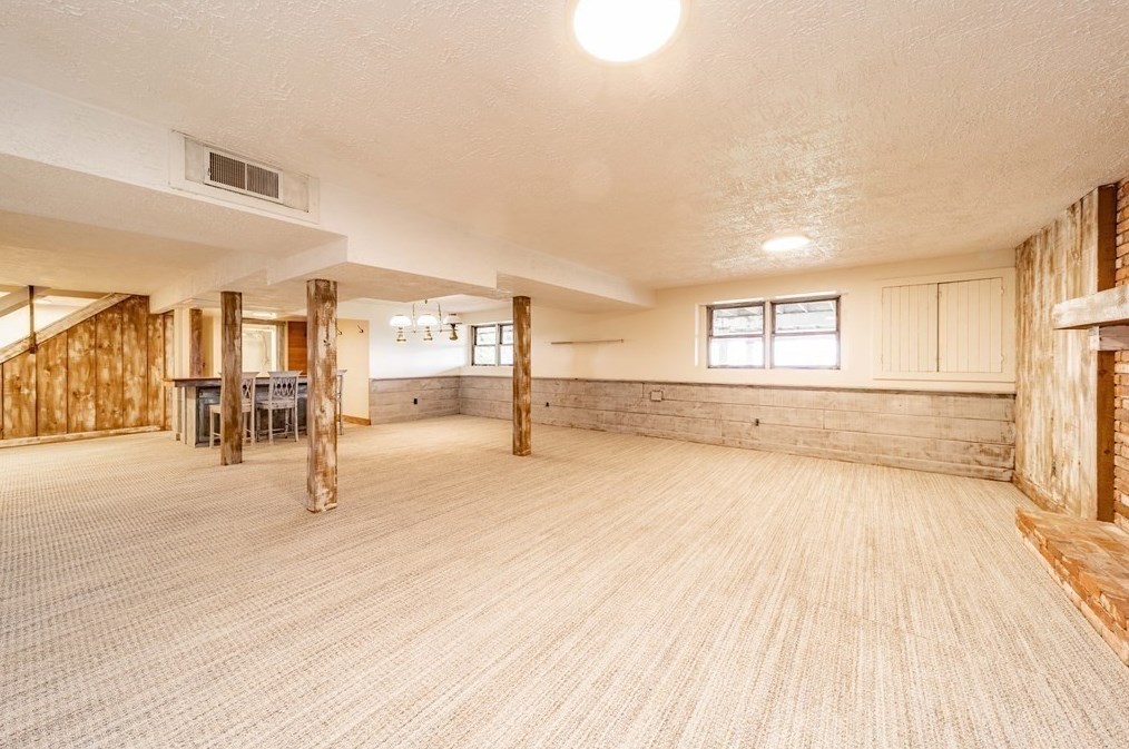 House of the Week: Wilbraham Mountain home offers sweeping views of ...