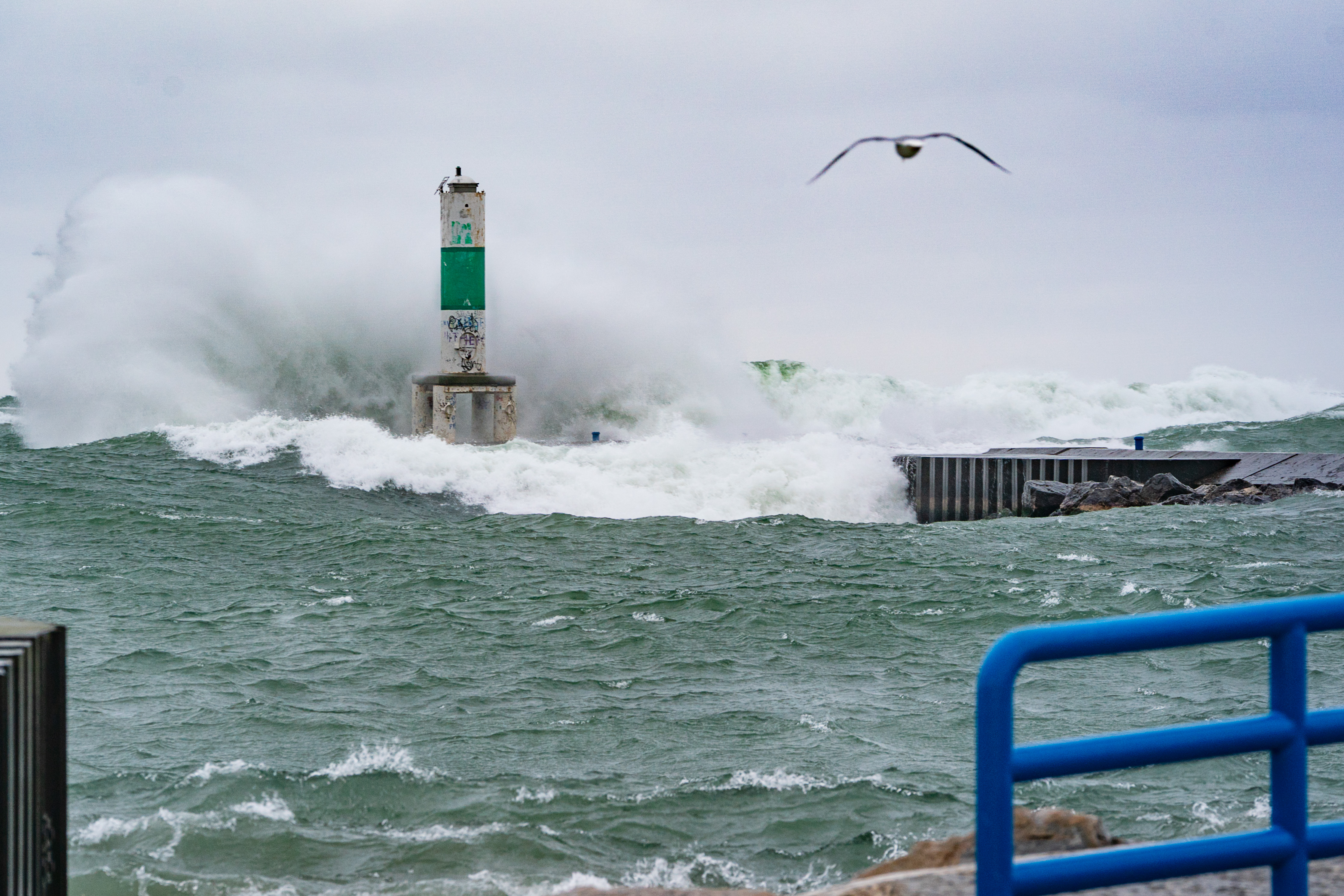 High winds, waves pull people to Holland's lakeshore despite weather ...