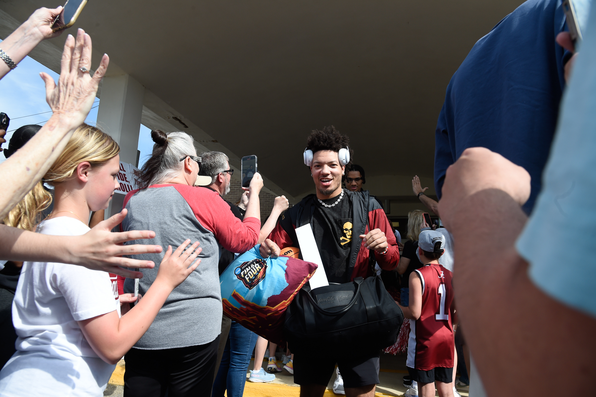 Alabama Basketball Final Four Airport 2024 - al.com