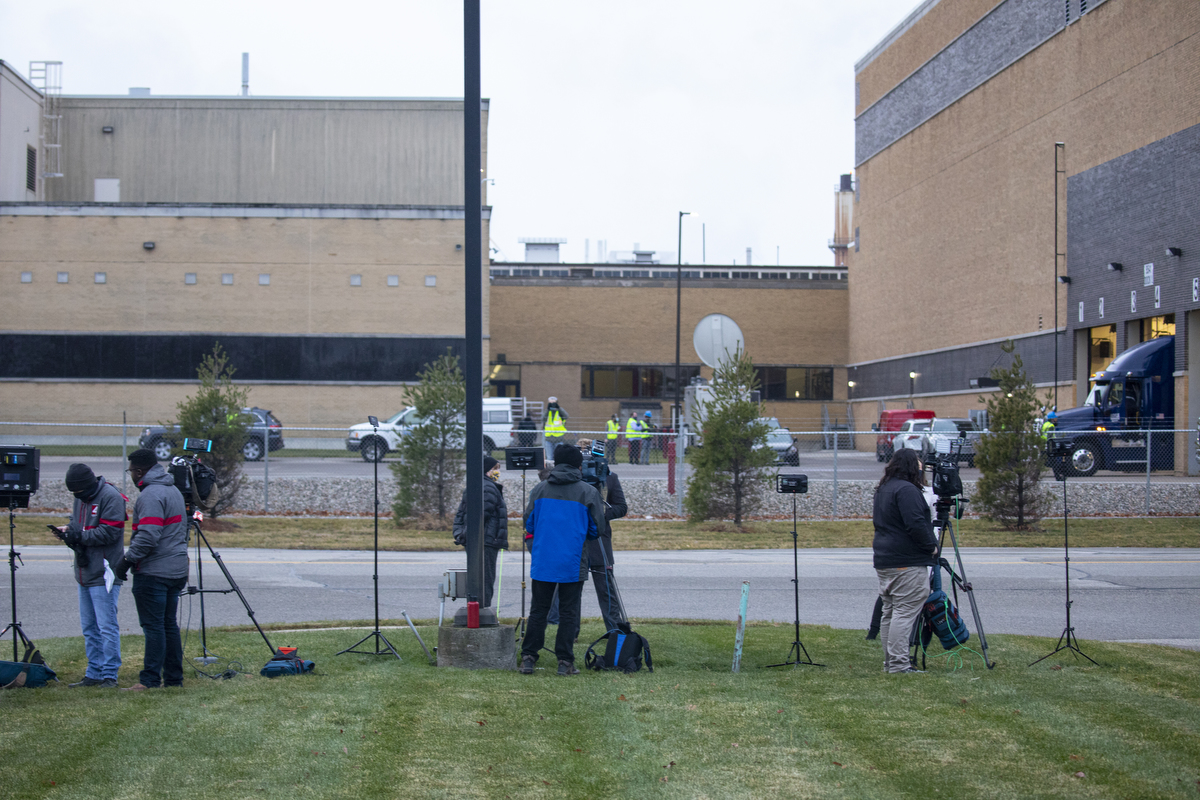 Trucks carrying COVID-19 vaccine depart Pfizer plant in Portage ...