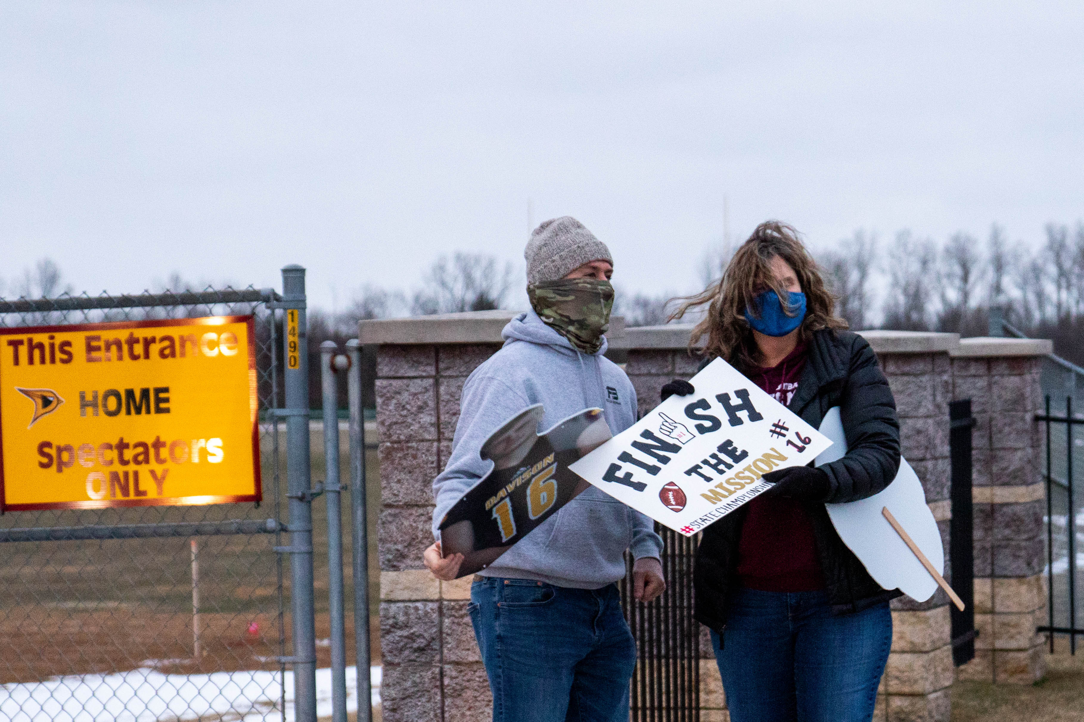 Davison fans brave the cold to give football team sendoff - mlive.com