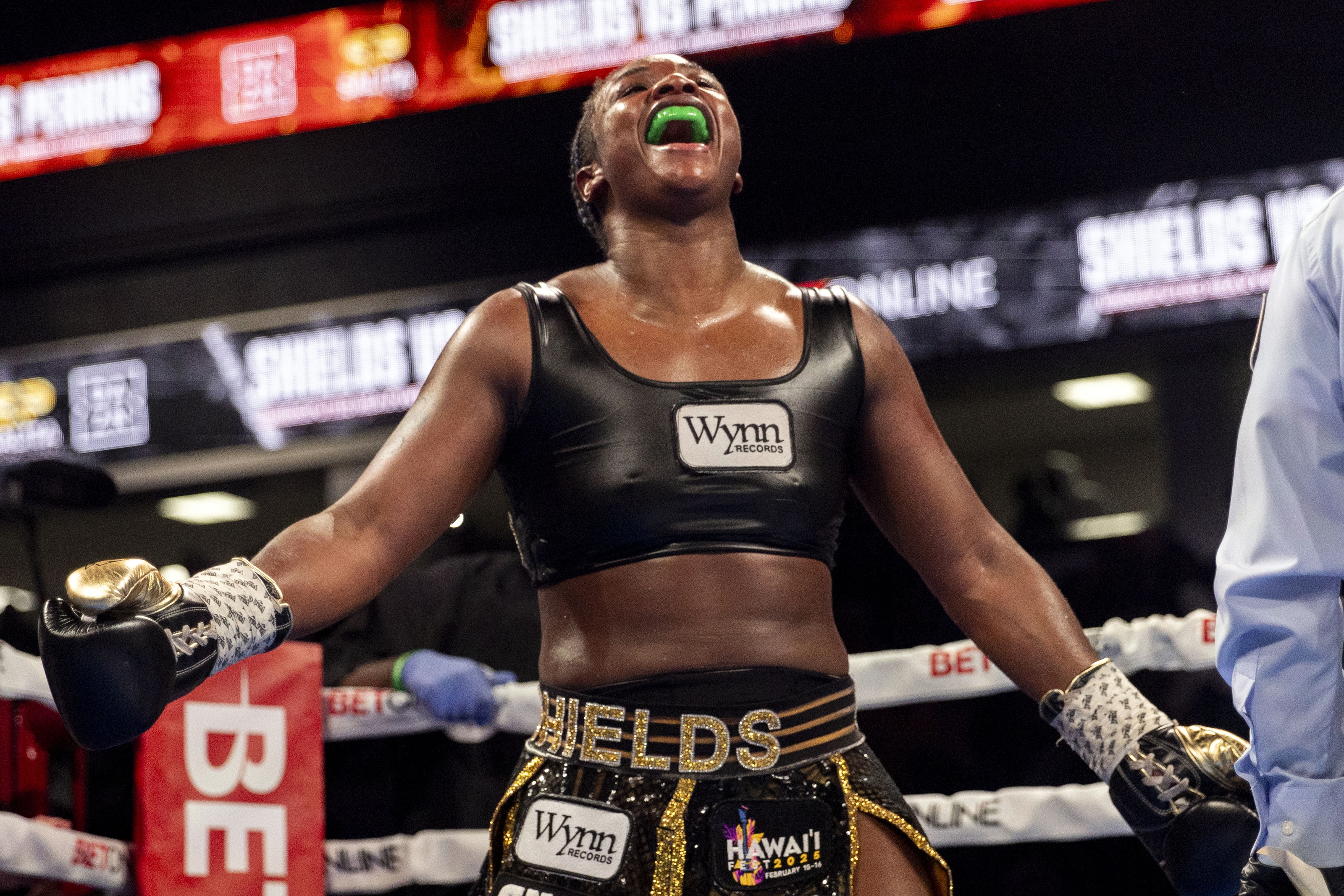Claressa Shields drops Perkins, becomes undisputed heavyweight champ ...