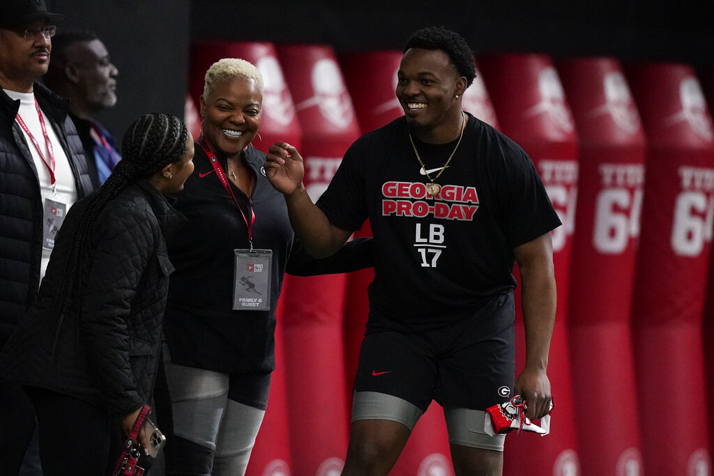 Eagles LB Nakobe Dean Provides Update on Injury Recovery