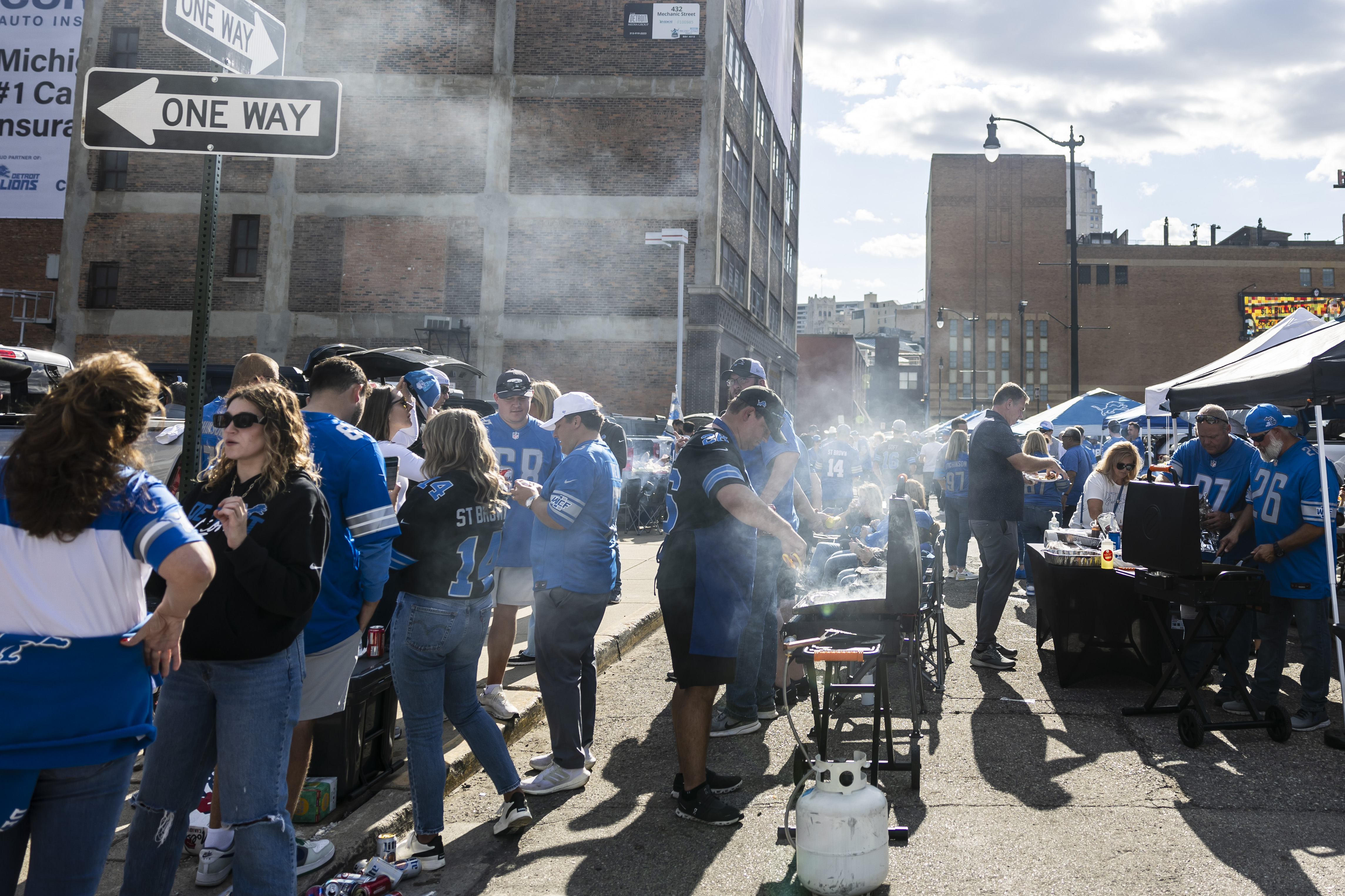 Thousands of Lions fans tailgate before facing the Rams in season ...