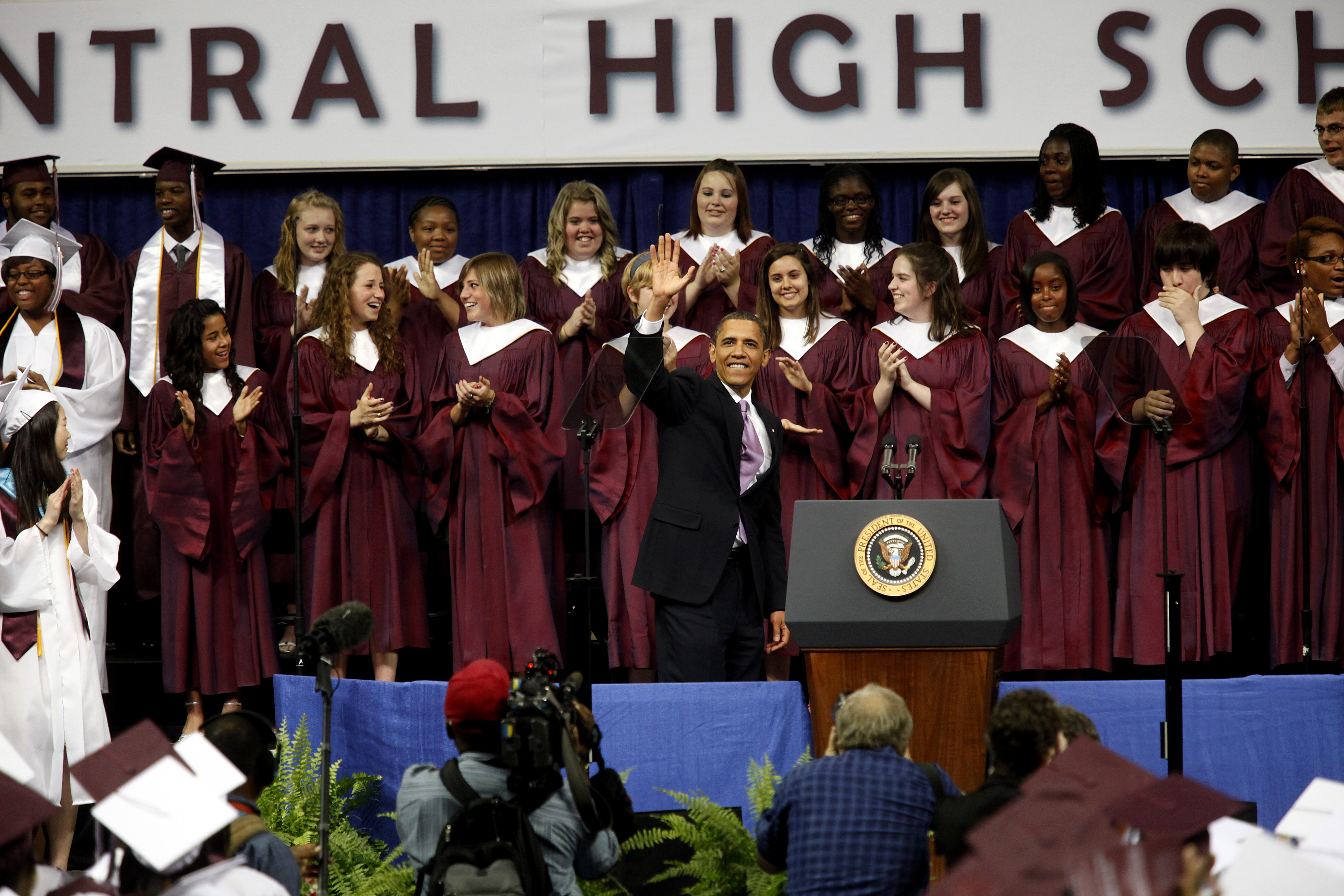 President Obama delivers commencement speech at Kalamazoo Central's ...