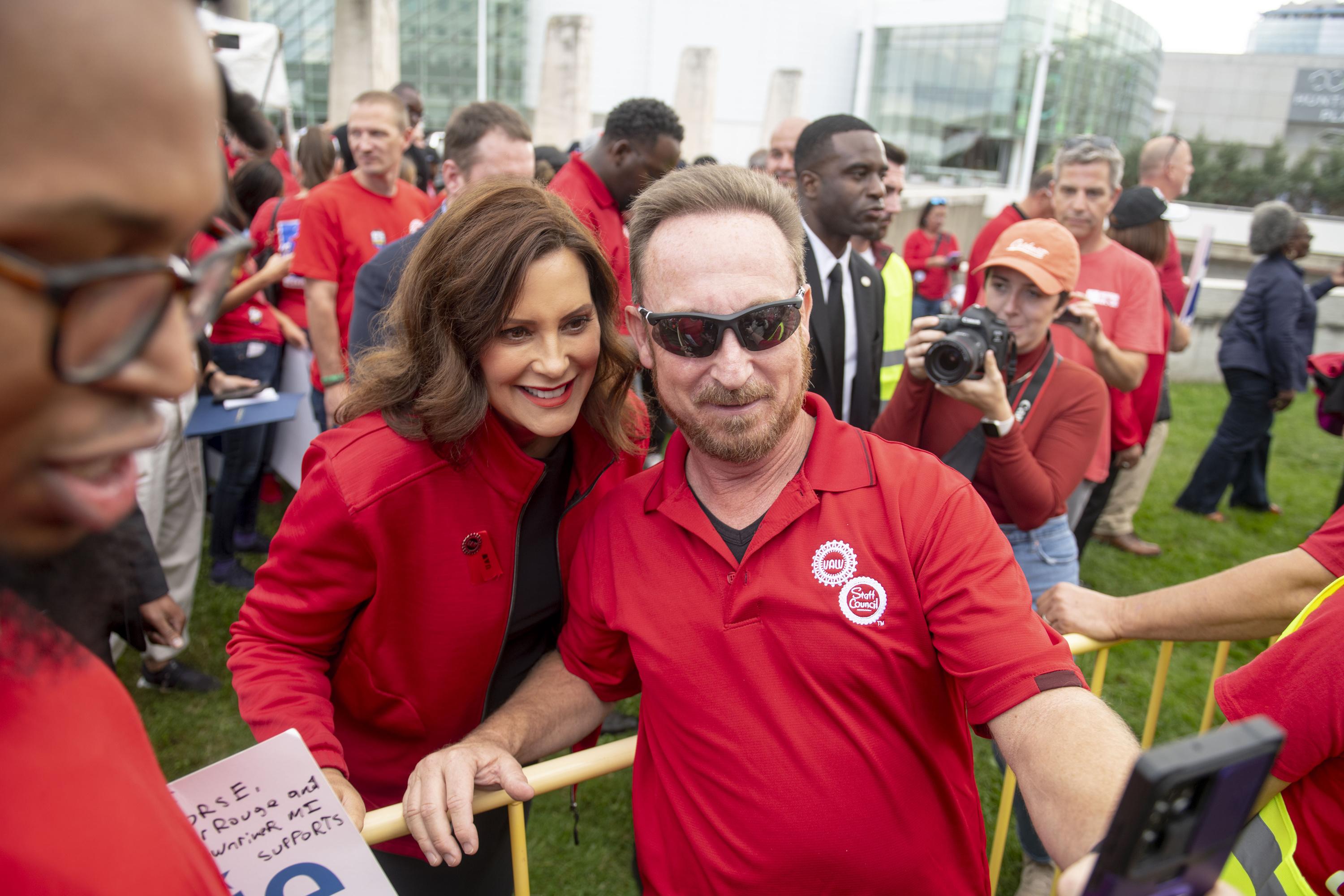 Gov. Whitmer, Bernie Sanders speak in support of UAW at downtown ...