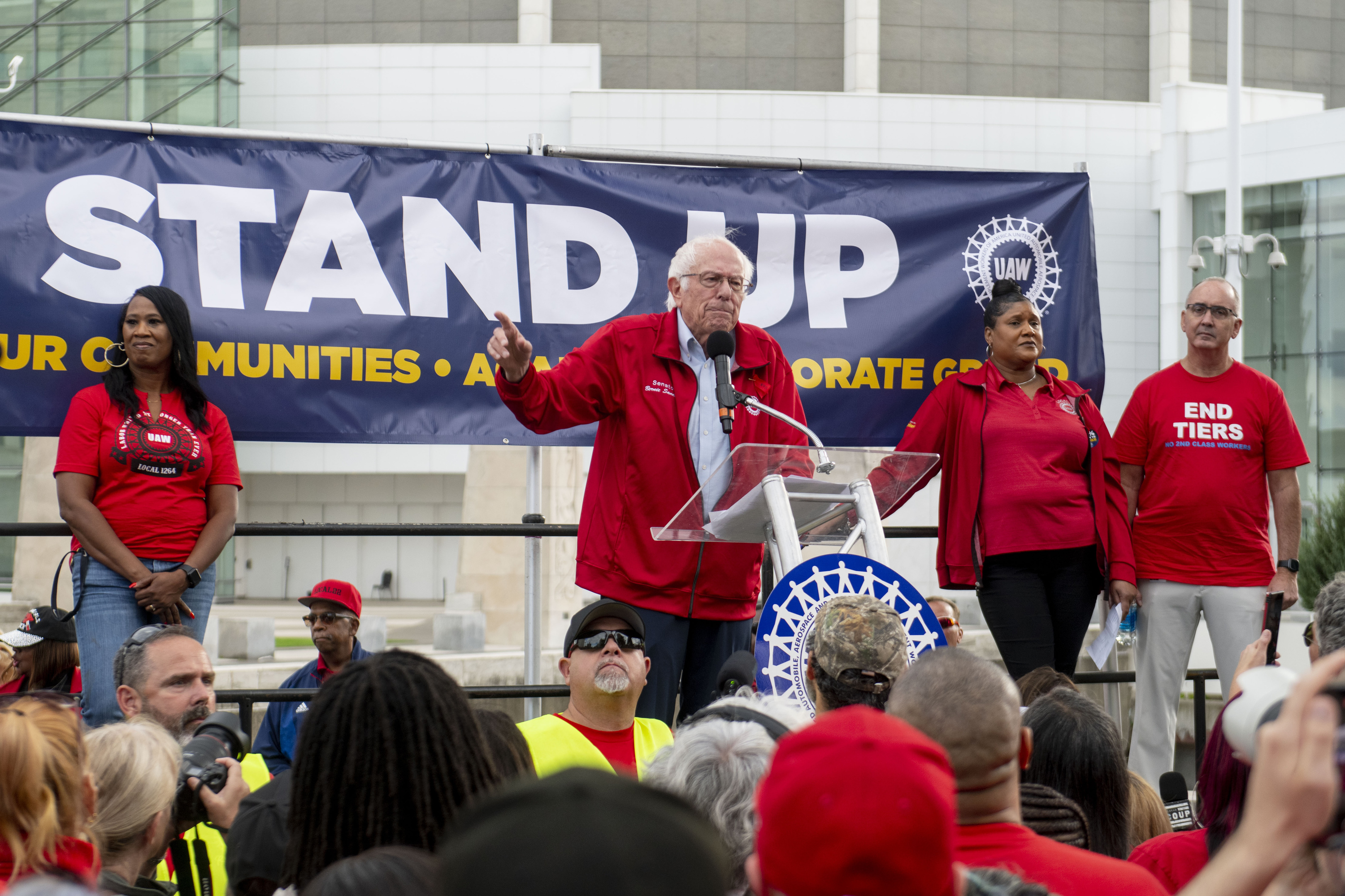 Gov. Whitmer, Bernie Sanders speak in support of UAW at downtown ...