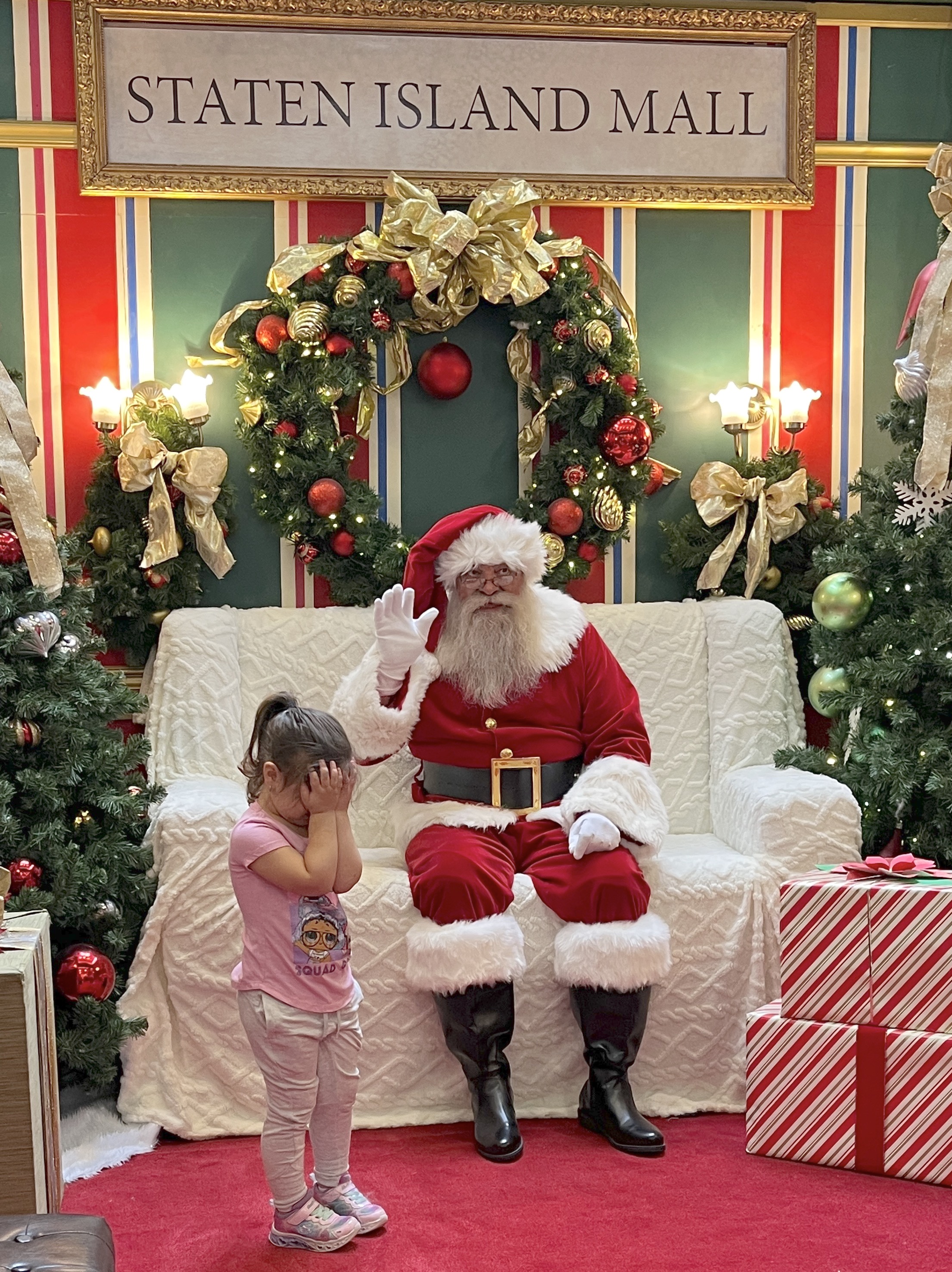 Santa arrives at the Staten Island Mall - silive.com