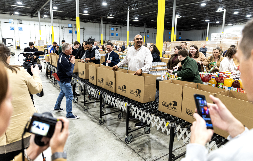 Gov. Josh Shapiro, staff, officials, volunteer at food bank - pennlive.com