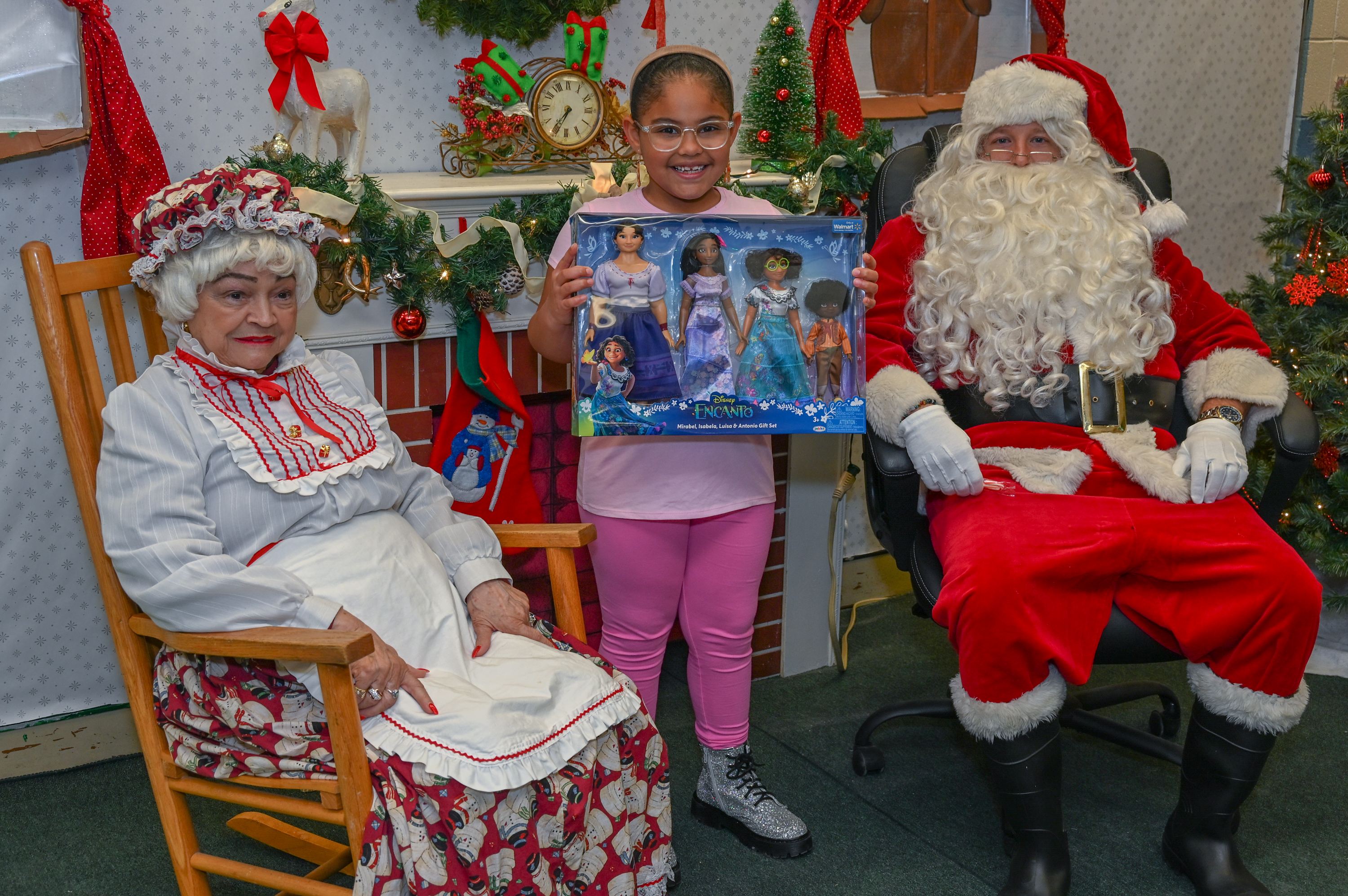 Students, families enjoy Cookies and Cocoa with Santa at Donahue School in Holyoke - masslive.com