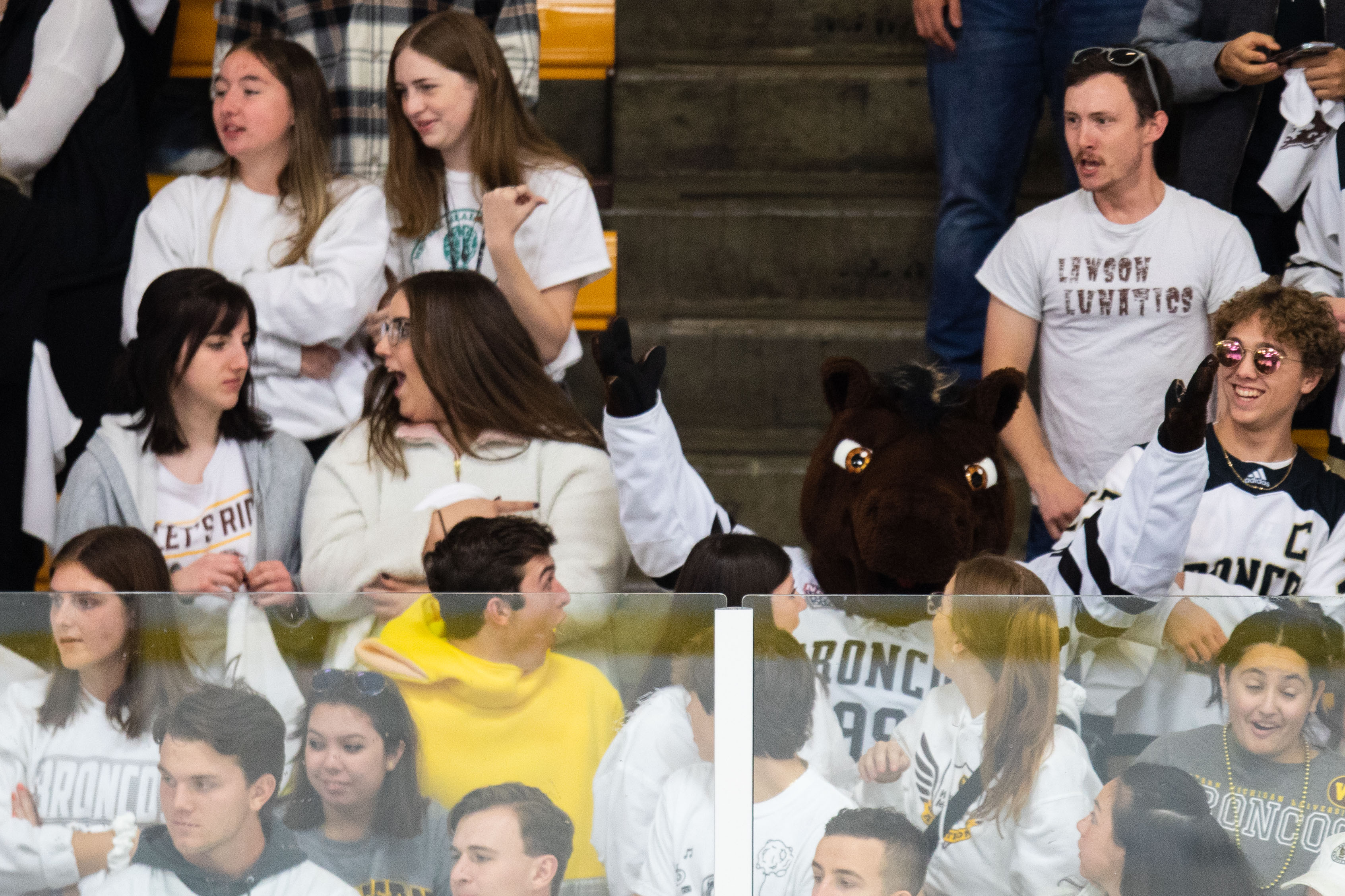 Western Michigan Broncos face off against Michigan Wolverines in hockey ...