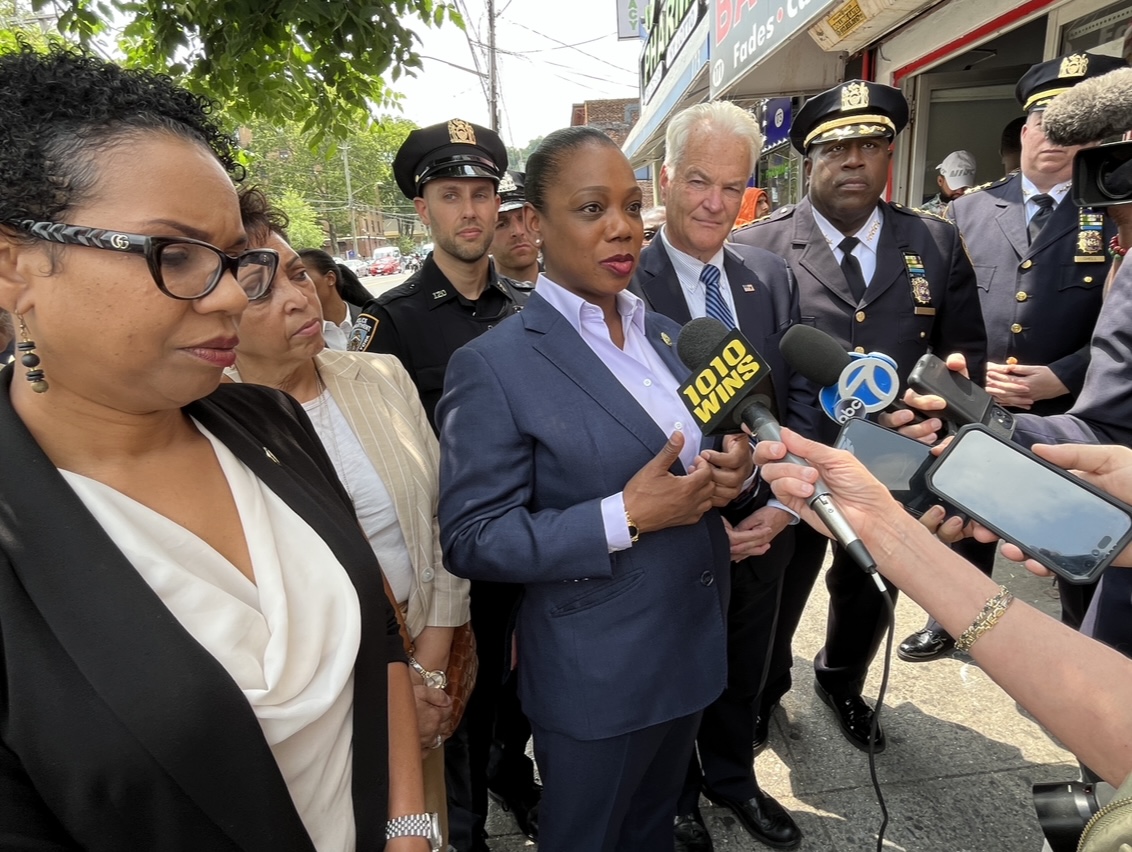 NYPD Commissior tours Stapleton - silive.com