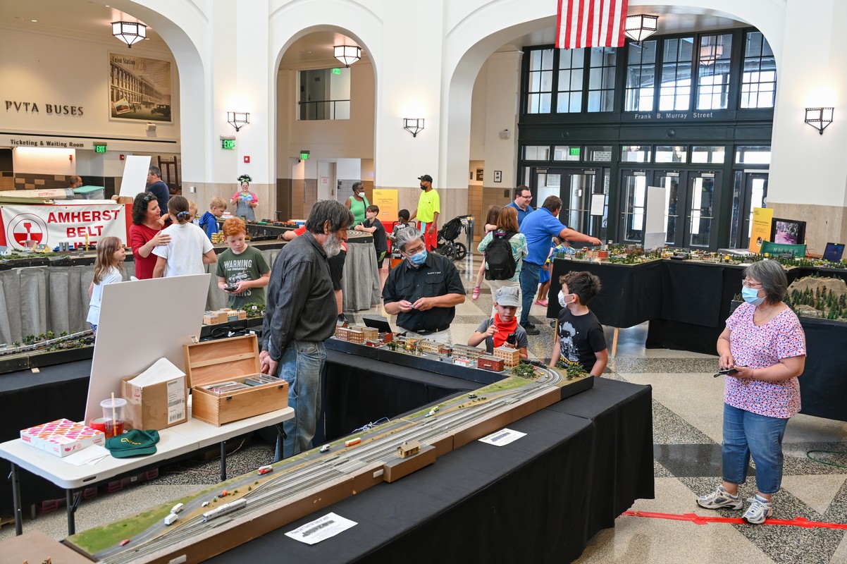 Model railroading draws young train enthusiasts to Union Station ...