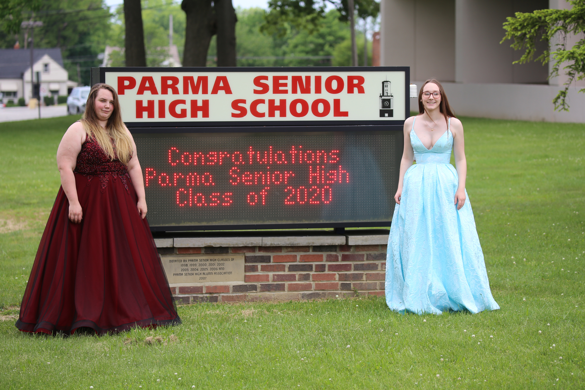 Parma City Schools juniors and seniors get their prom photos taken ...