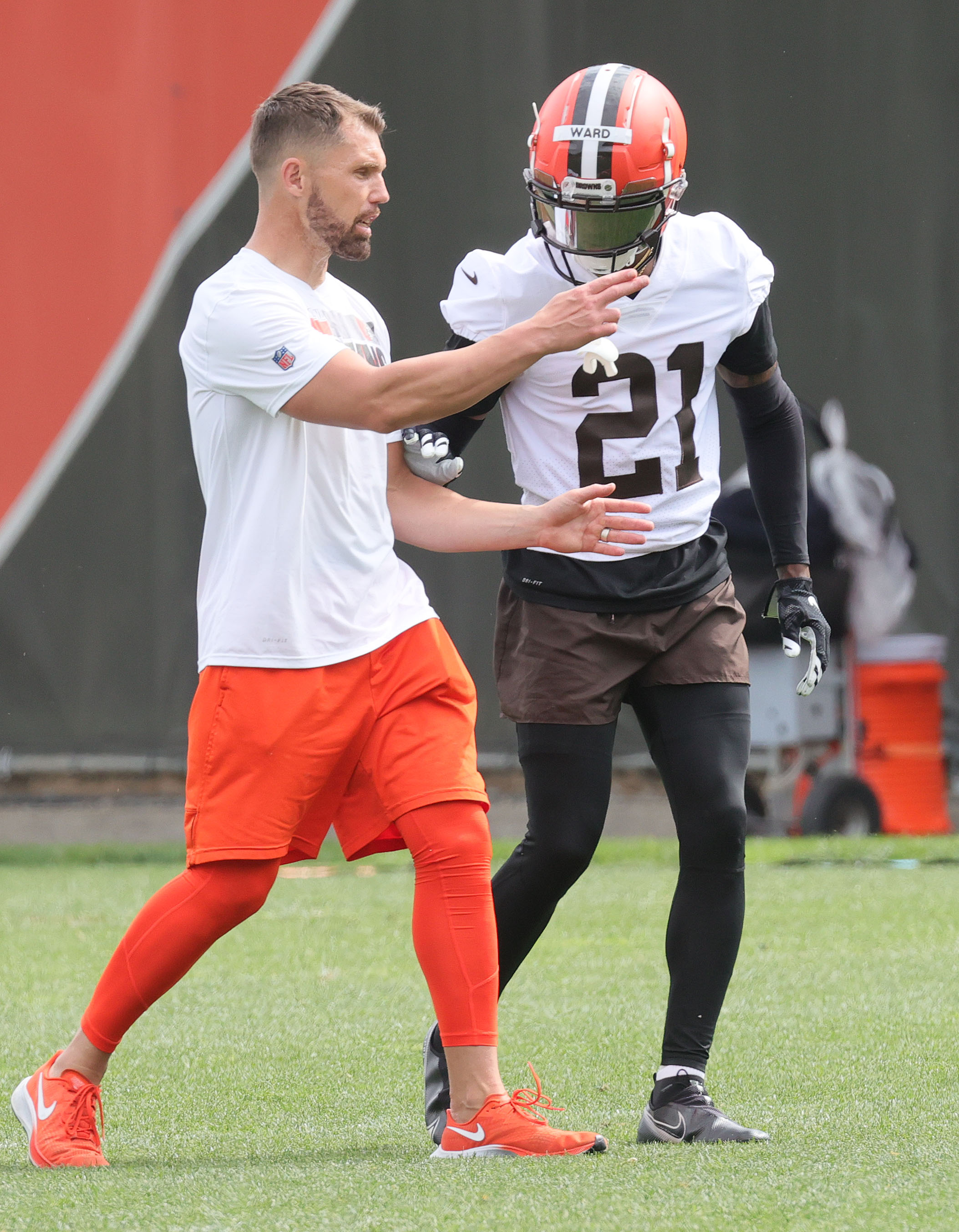 Cleveland Browns defensive backs coach Jeff Howard, 2021-2022 ...