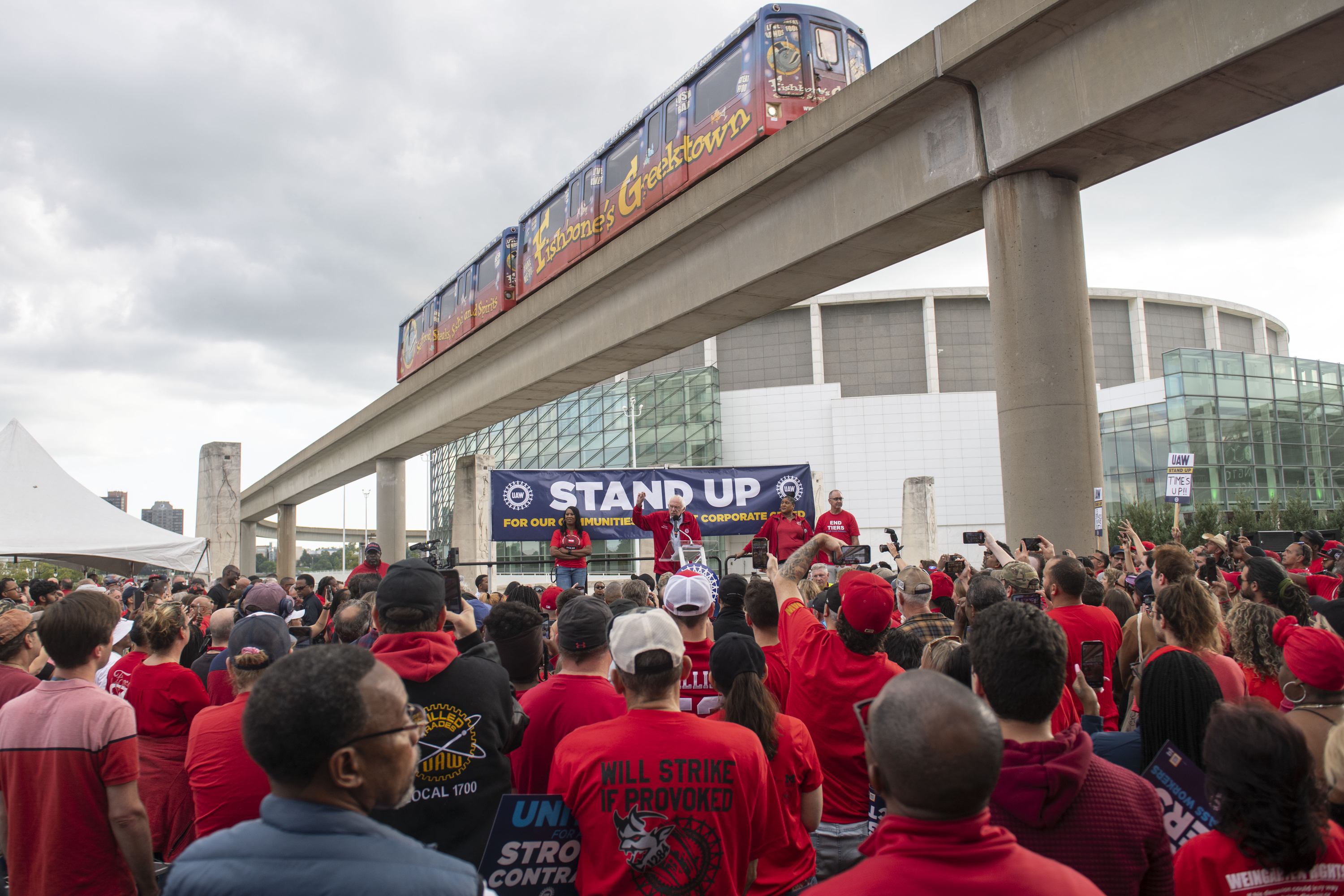 Gov. Whitmer, Bernie Sanders speak in support of UAW at downtown ...