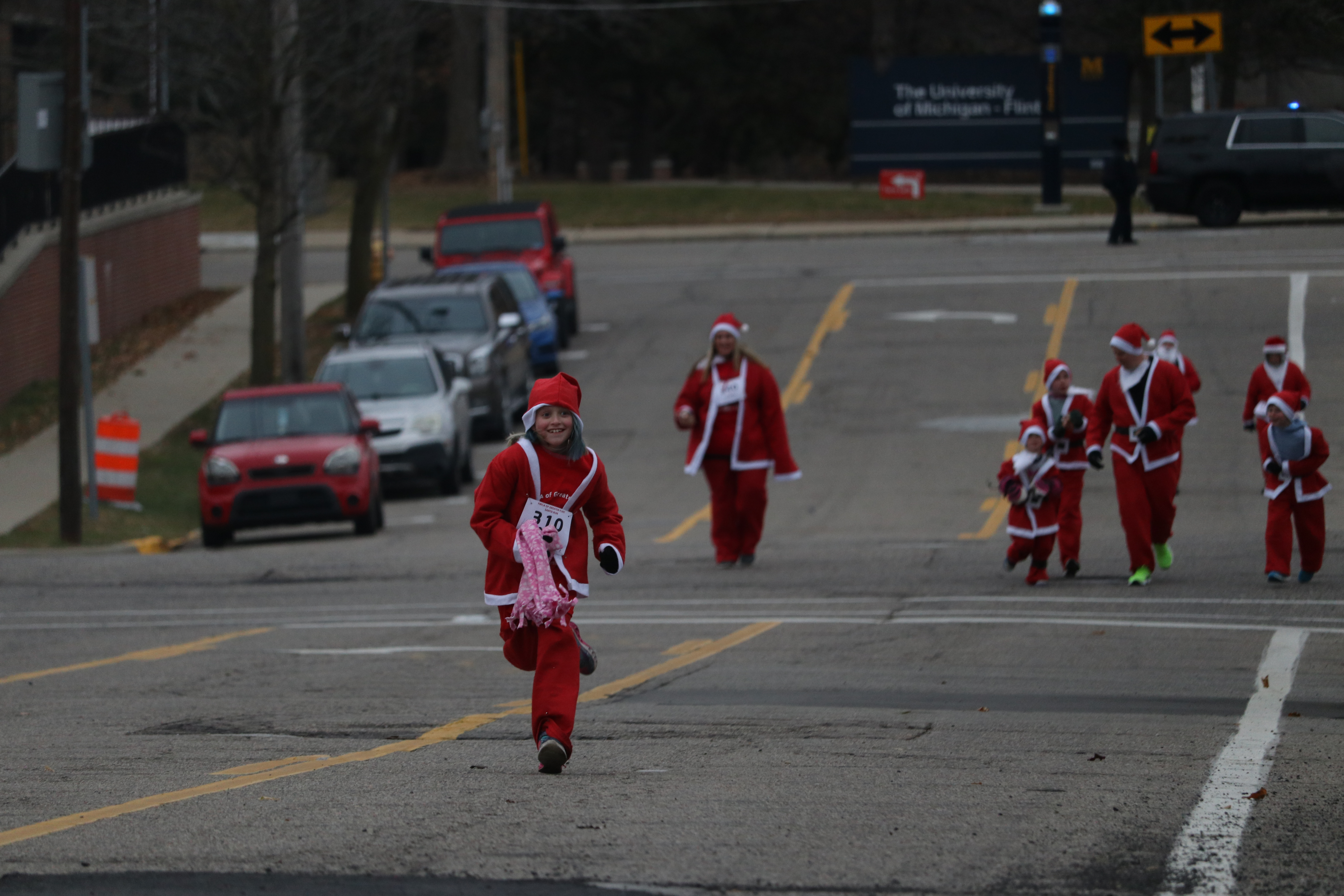 Over a thousand Santas march through downtown Flint for YMCA 5K run ...